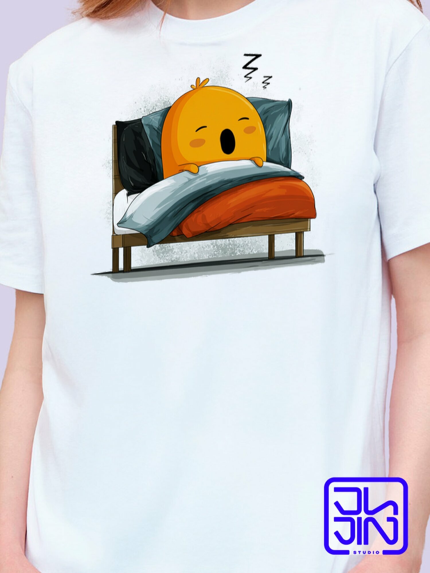 Футболка классическая женская с авторским принтом Смешной оранжевый цыпленок в бирюзовой, мягкой кровати со сном и мемами, белый хлопковый трикотаж с прикольным рисунком на груди