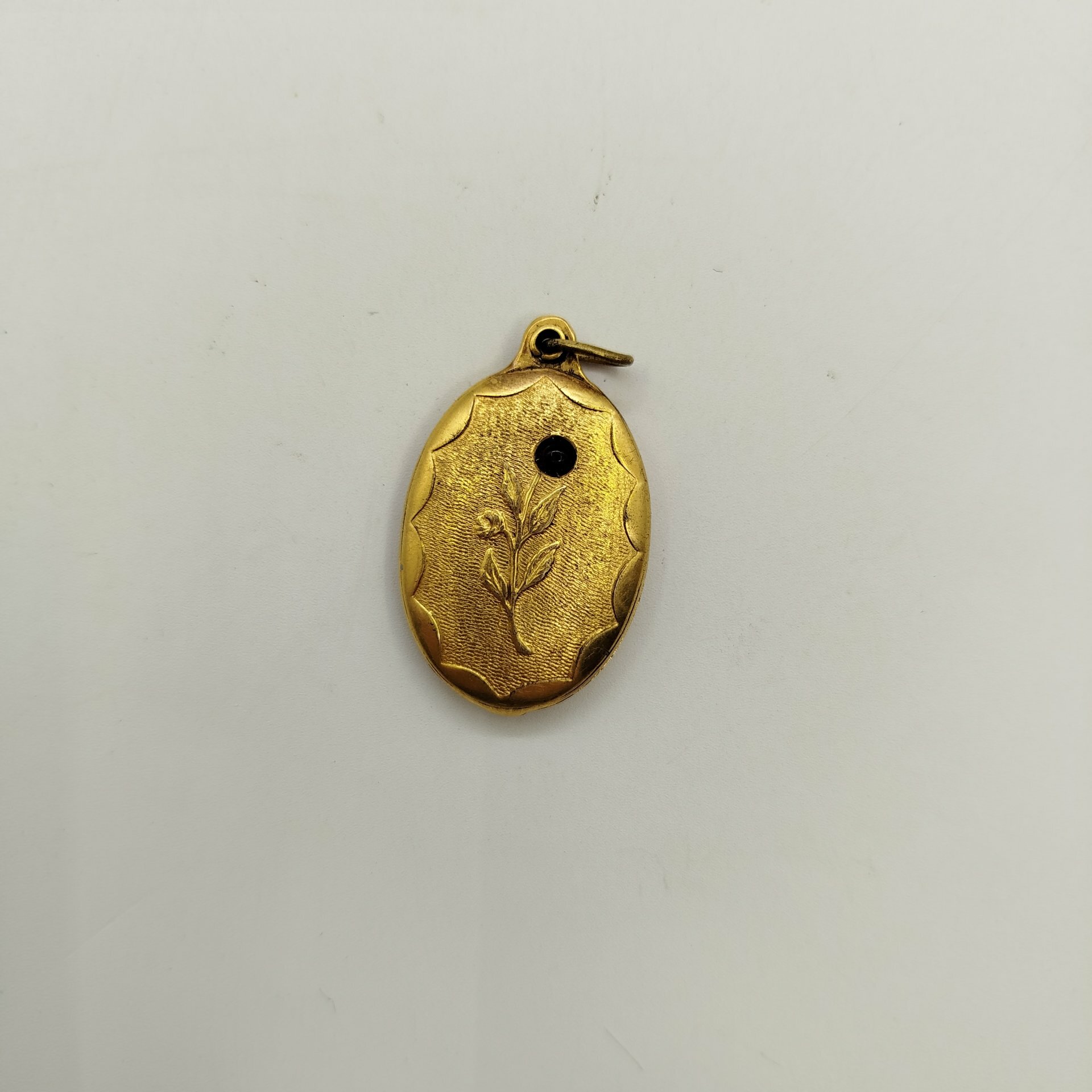 Кулон-локет, украшенный растительным декором, металл, стекло, золочение