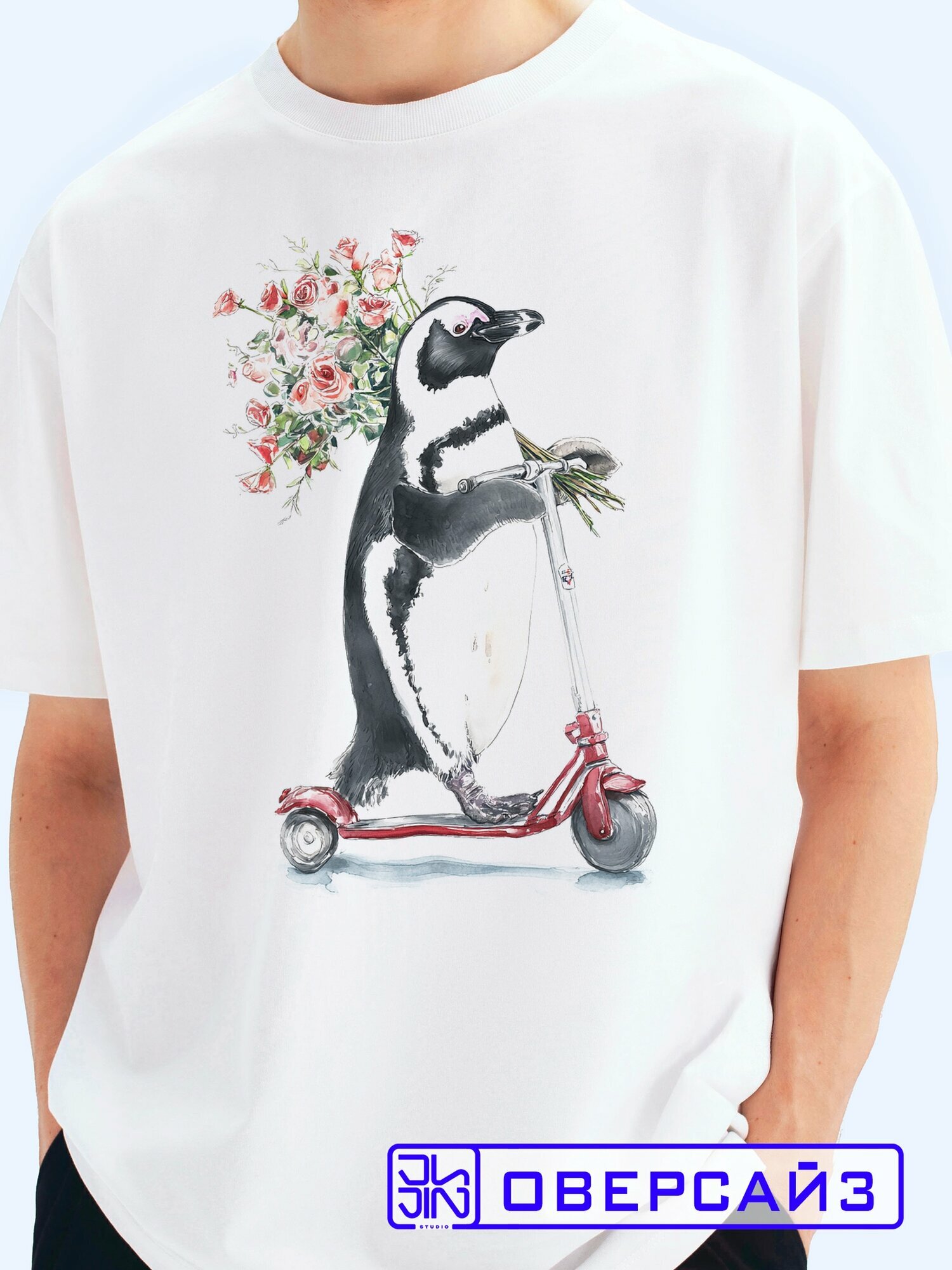 Футболка оверсайз мужская с принтом Смешной черно-белый пингвин на самокате с графитовым букетом цветочных роз, белый хлопковый трикотаж с прикольным рисунком на груди