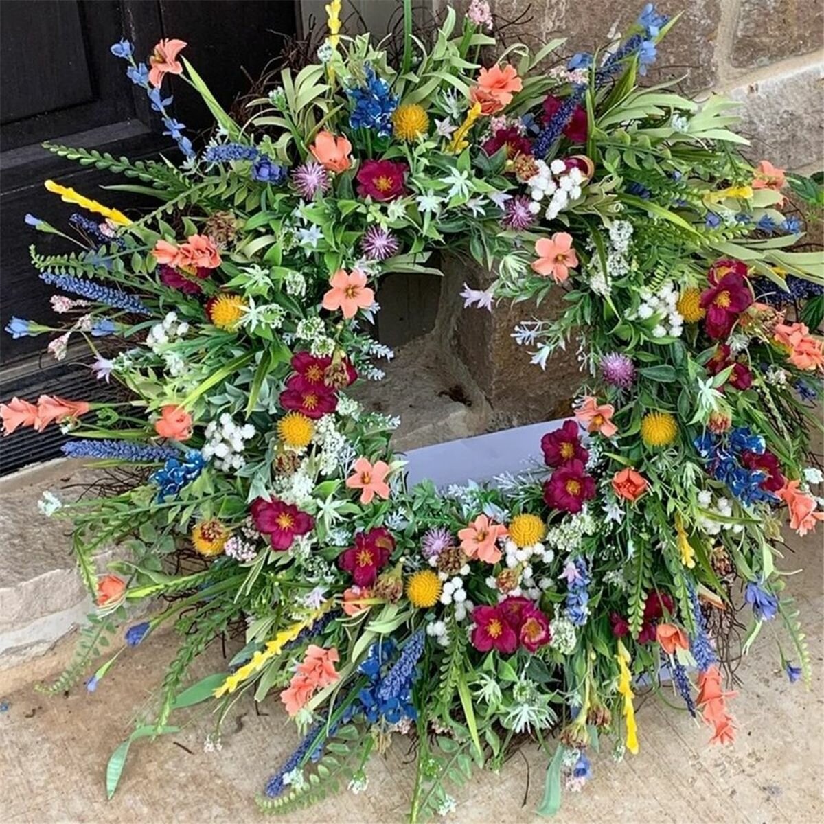 Набор украшений для праздника - яркий цветочный венок из пластика с ромашками, лавандой и ягодами, диаметр 45 см