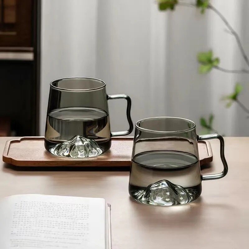 Стильный кувшин Вогдаль 2 литра из стекла с крышкой, модный светлосерый