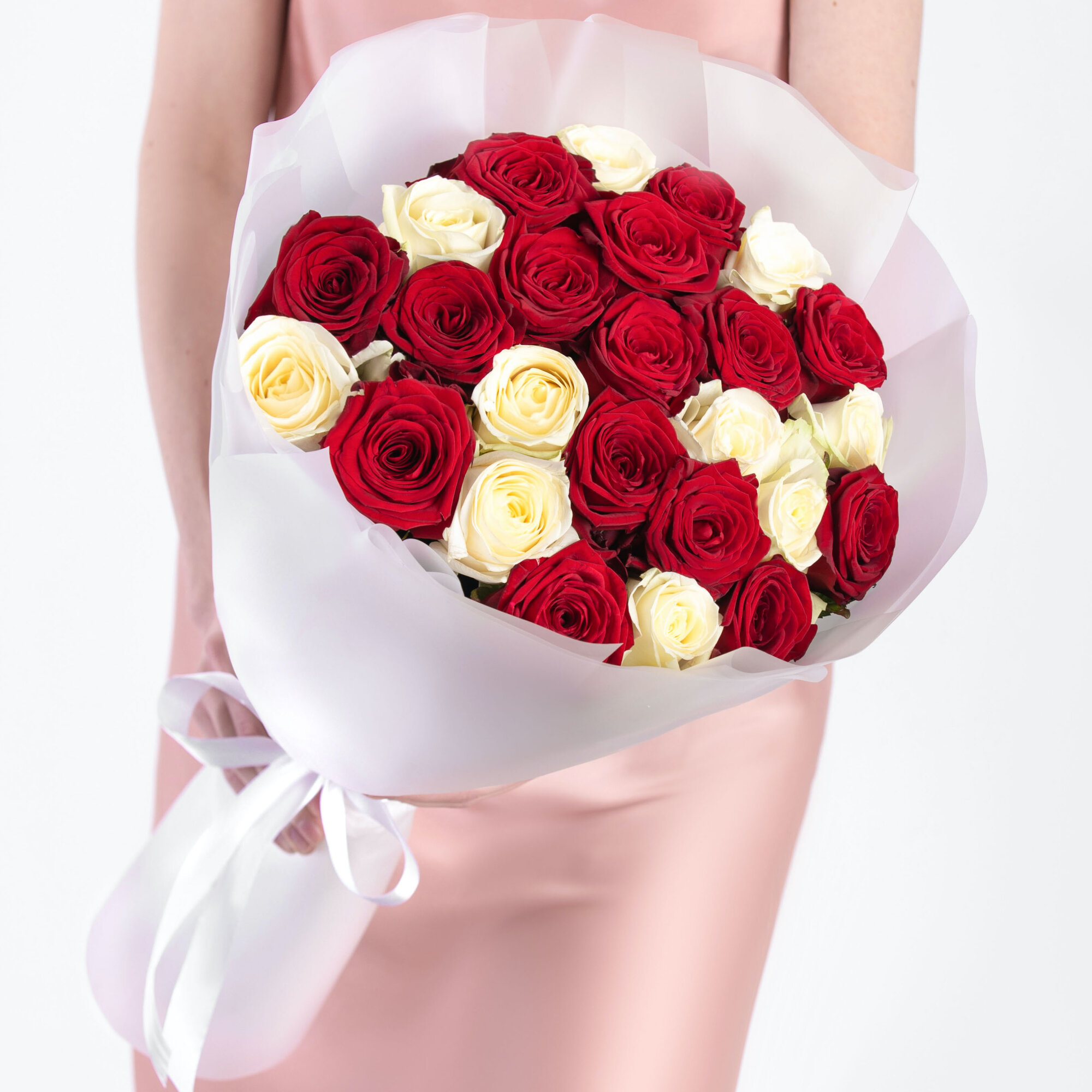 Букет Мегацвет24 "Ред Наоми и Аваланж", 25 красных и белых роз, 60 см, дизайнерская упаковка