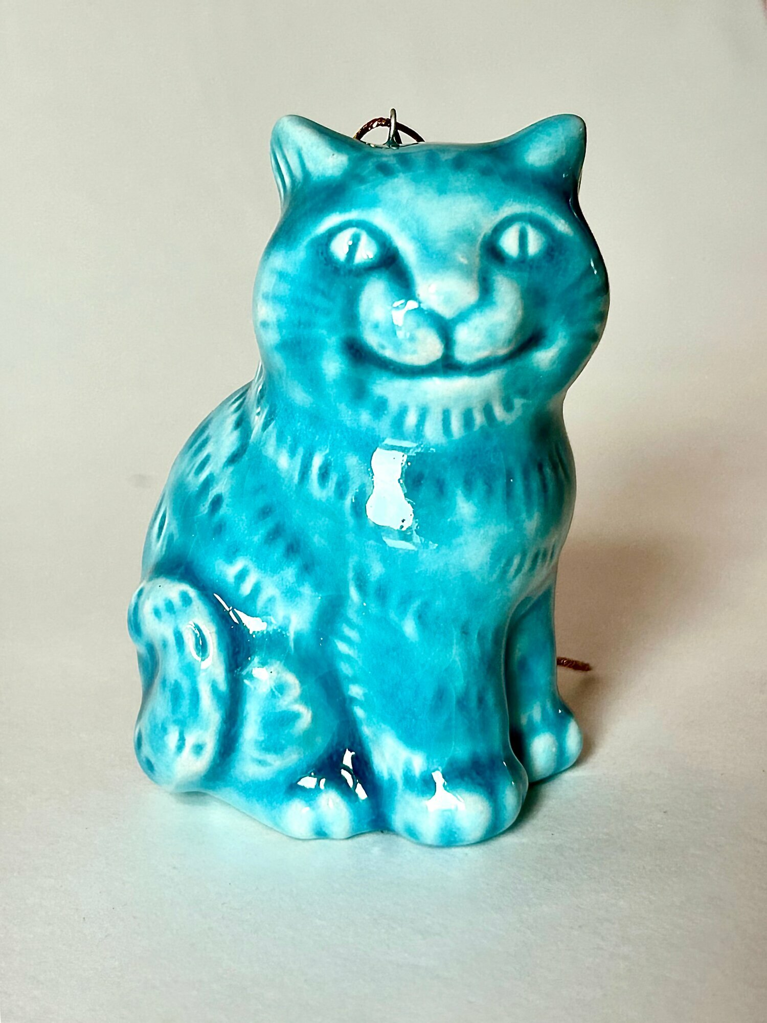 Елочная игрушка Котик бирюзовый, Майолика, глазурь, керамика, 8х6 см