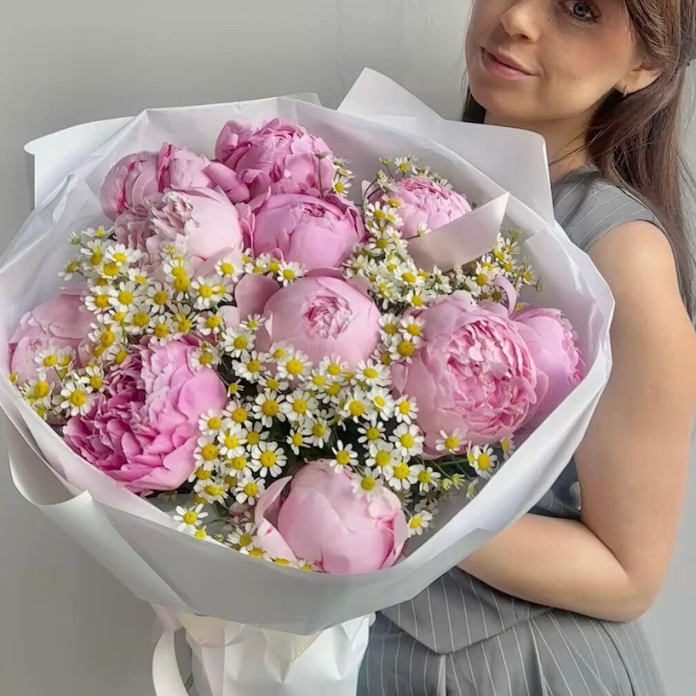 Букет из розовых пионов 11 шт с кустовой ромашкой, красивый букет цветов, шикарный, премиум цветы, премиум букет