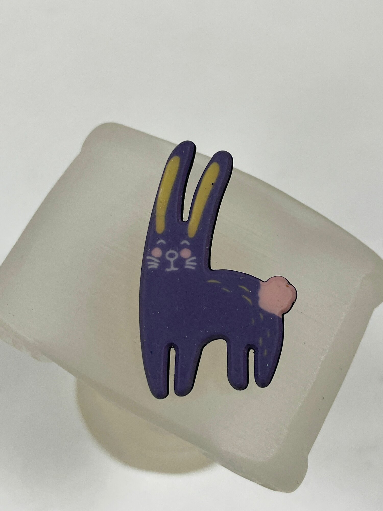 Пластиковая брошь значок заяц под винтаж