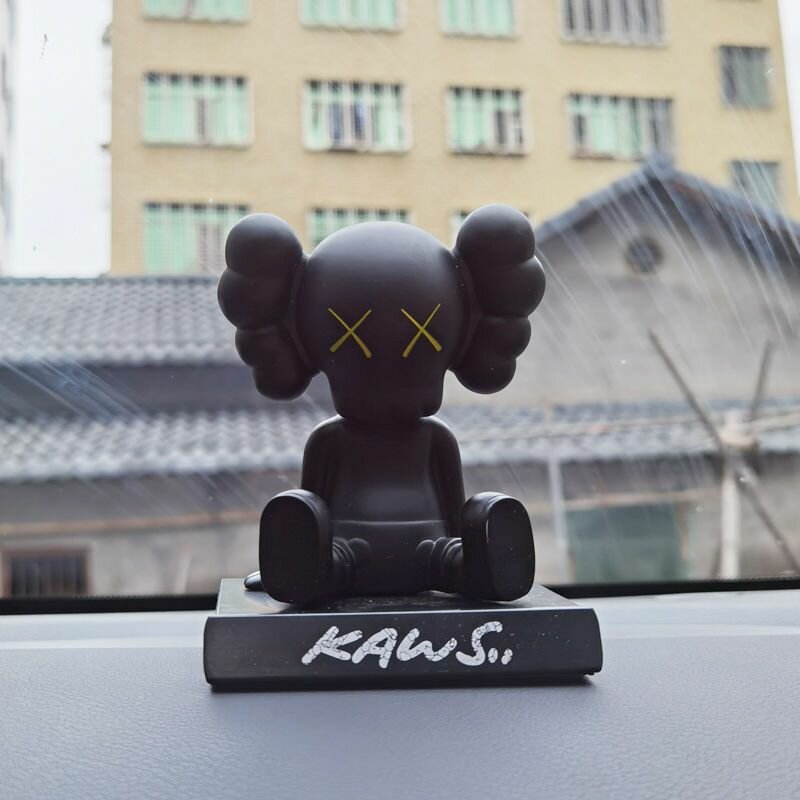 Автомобильный орнамент INS KAWS KAWS X Eye, модная фигурка интернет-знаменитости, качающая головой, персонализированный элемент декора для салона автомобиля
