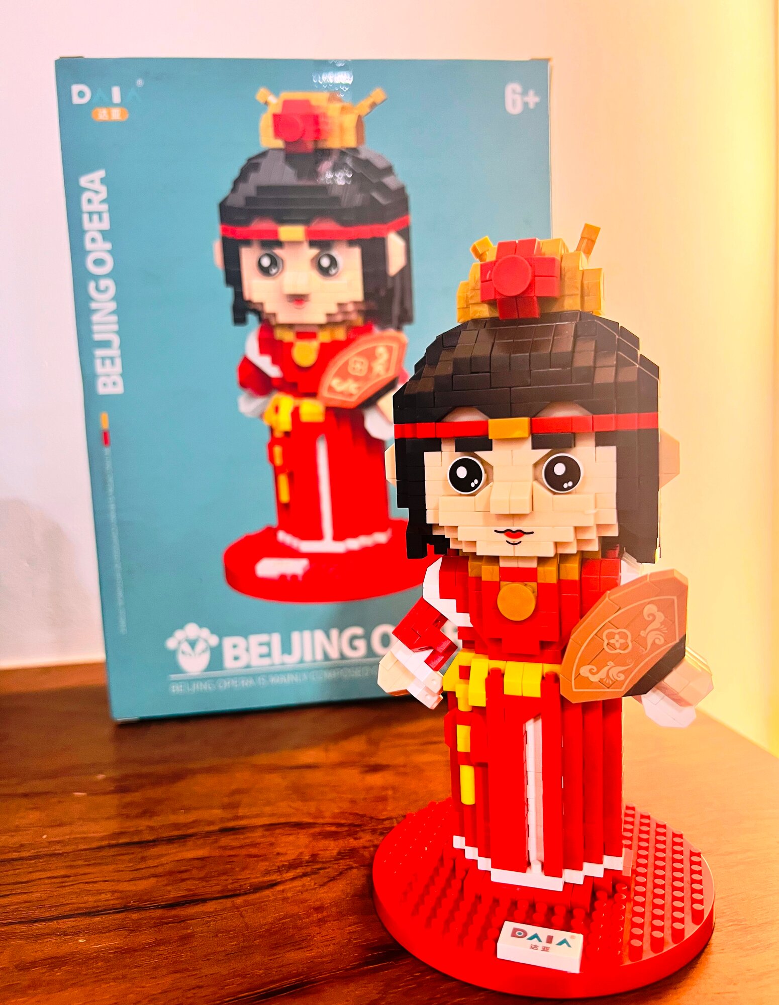 Конструктор 3D из миниблоков DAIA Девушка мечта в красном платье с веером 924 элементов - DI668-48