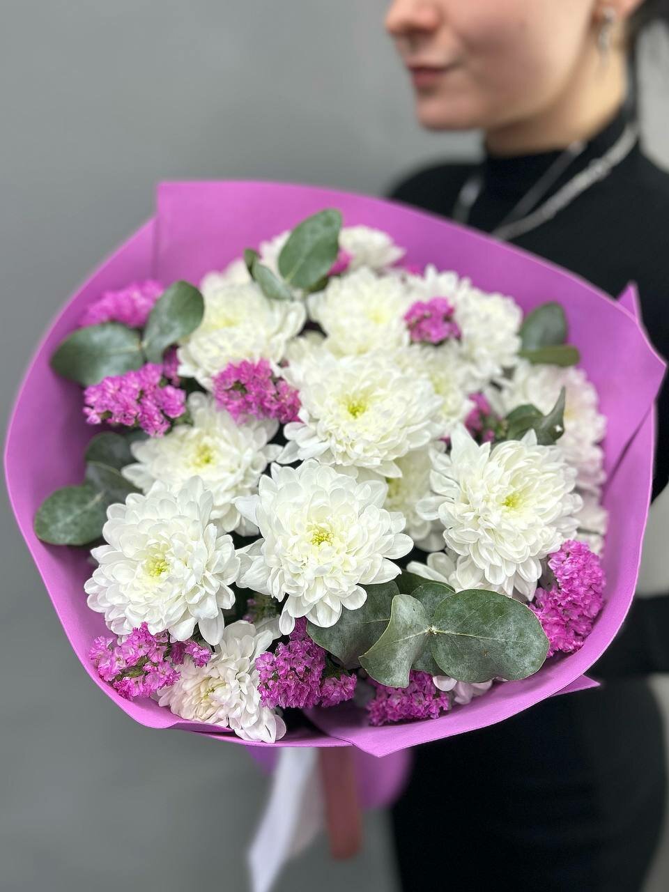 Микс-букет из белых кустовых хризантем и розовой статицы в фоамиране