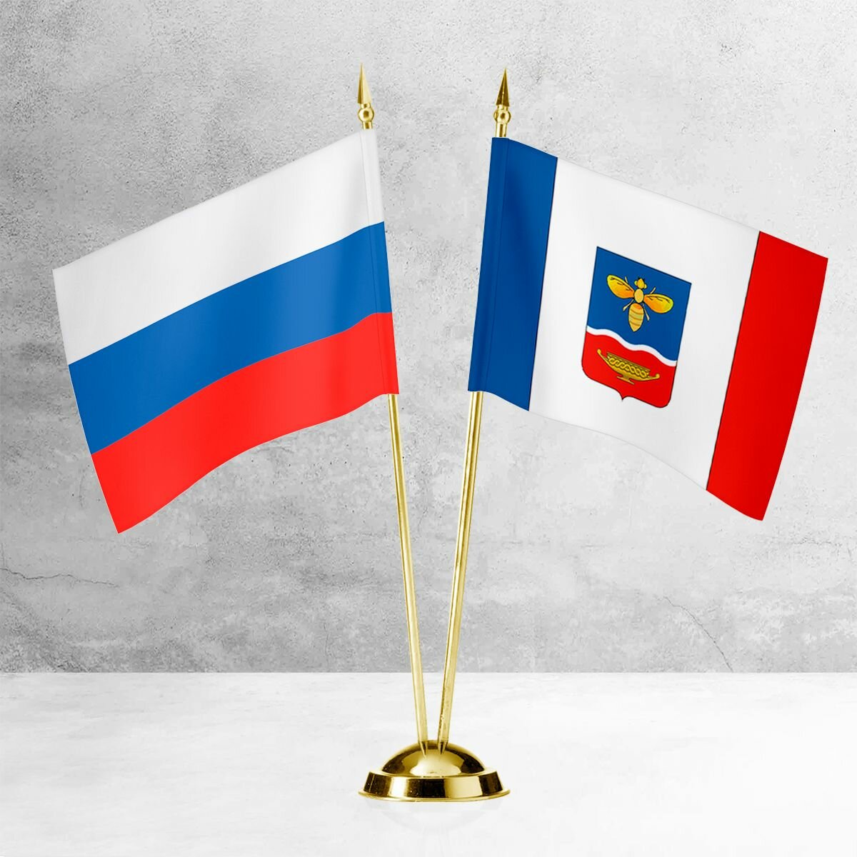 Настольные флаги России и Симферополя на пластиковой подставке под золото