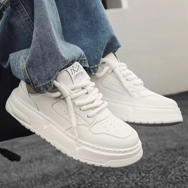 Весна 2025 года. Новые дышащие повседневные мужские туфли на толстой подошве. Модные универсальные спортивные белые туфли. Белые кроссовки для мужчин.