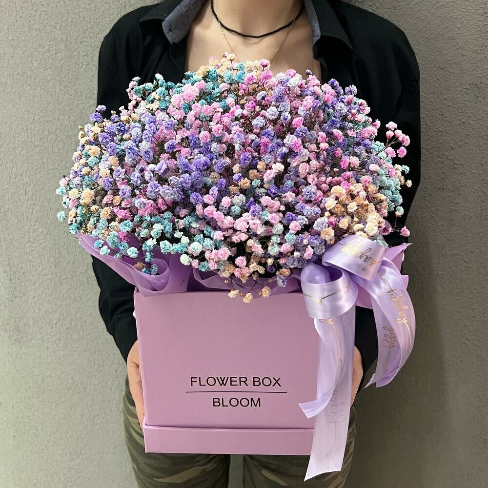 Композиция в большой коробке с радужной гипсофилой - римская роза