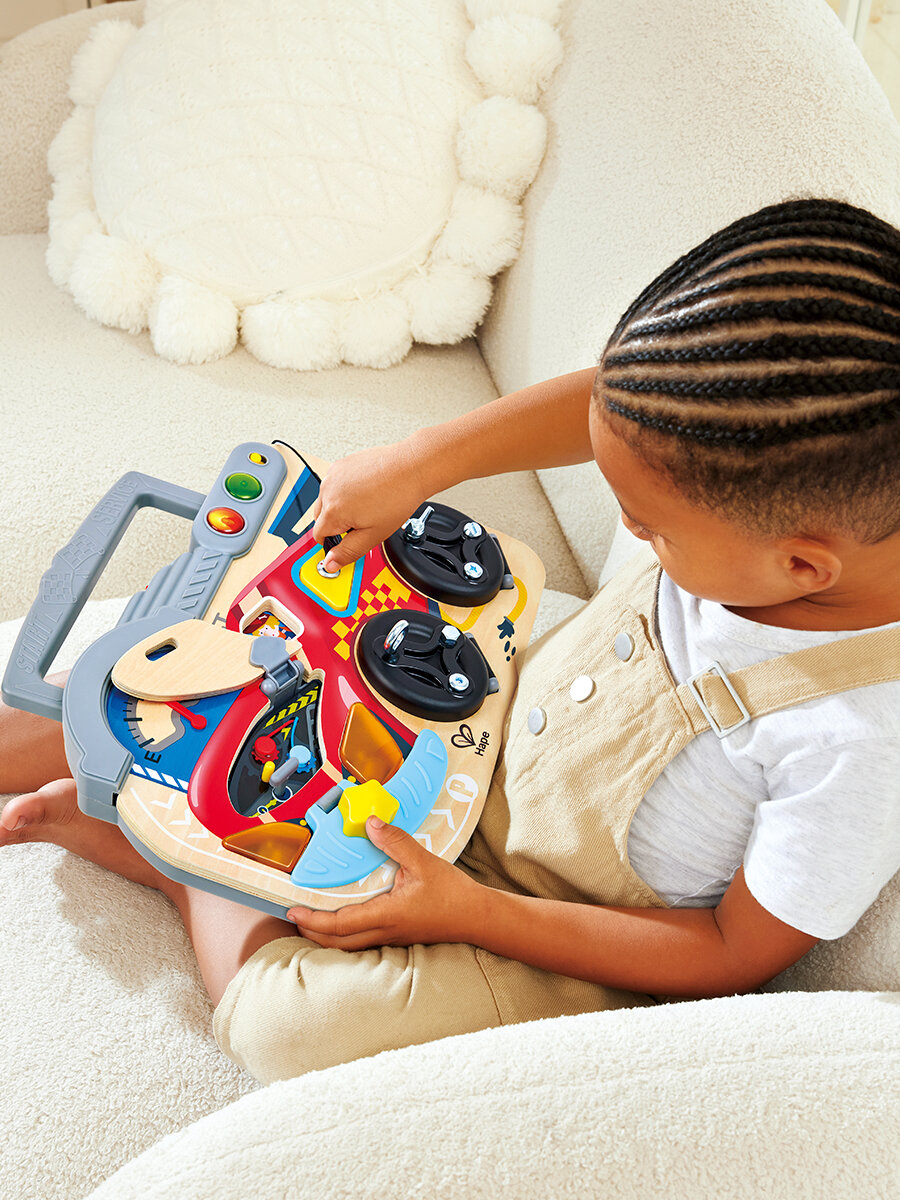 Игрушка бизиборд Hape "Цвета и формы" Маленький гонщик E1120_HP