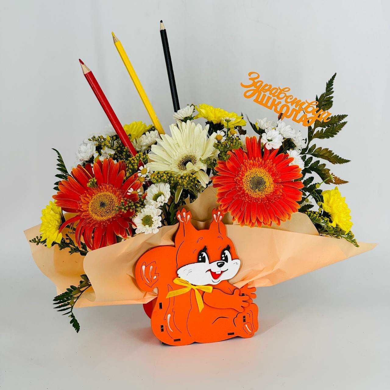 Букет на 1 сентября День знаний в фигурном кашпо с карандашами. Цветы гербера, танацетум, хризантема, сантини