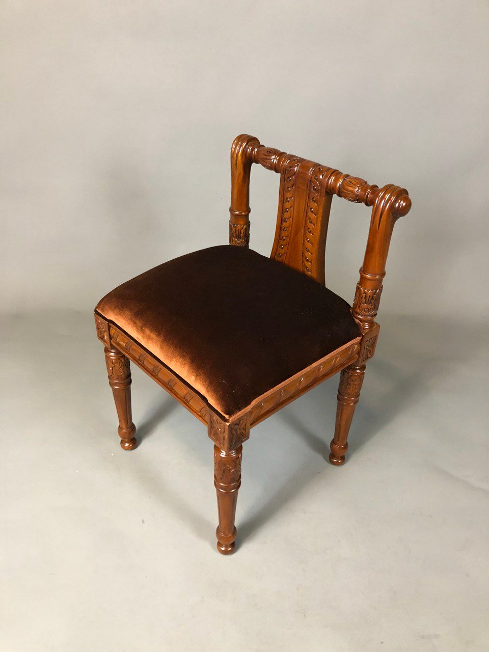 Пуф со спинкой и велюровой обивкой от DOMKORLEONE, красное дерево (mahogany wood), цвет орех LBW (коричневый)