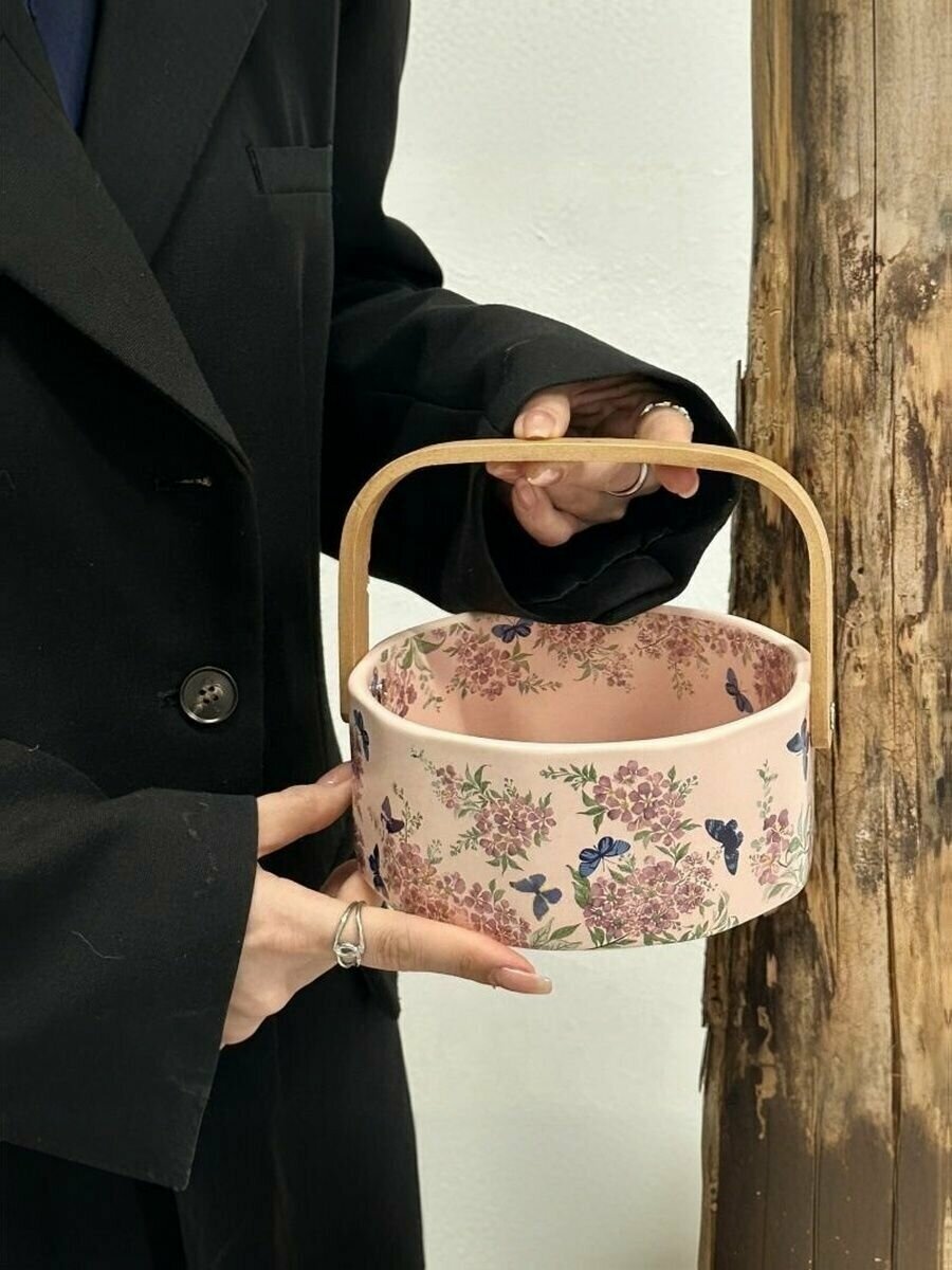 Керамическая корзина для фруктов с розовым цветочным дизайном