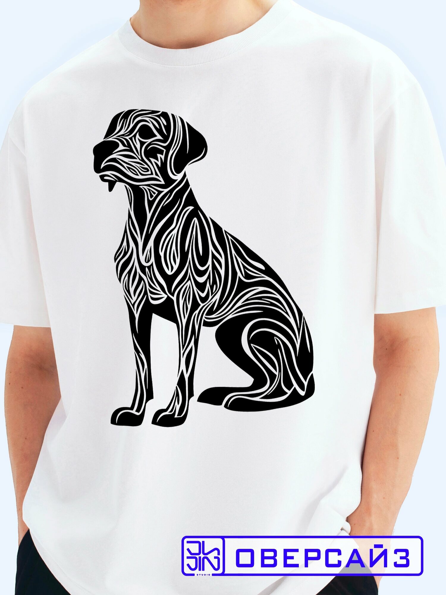 Футболка оверсайз мужская с принтом Черно белый силуэт собаки с этническими, универсальными черными узорами, белый хлопковый трикотаж с прикольным рисунком на груди