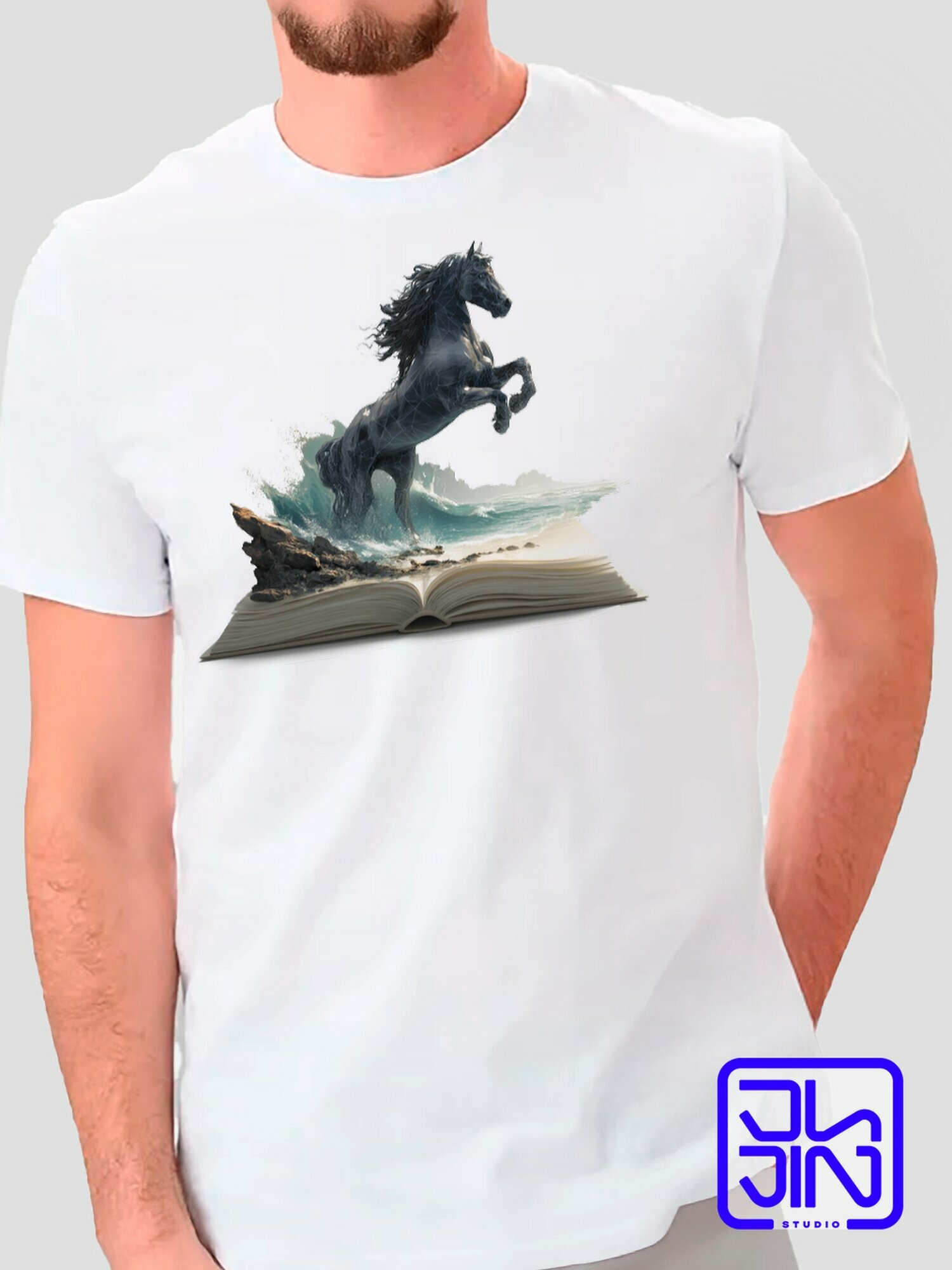 Футболка классическая мужская с авторским принтом Оригинальный черно белый принт с лошадью и черно голубой волной океана, белый хлопковый трикотаж с прикольным рисунком на груди