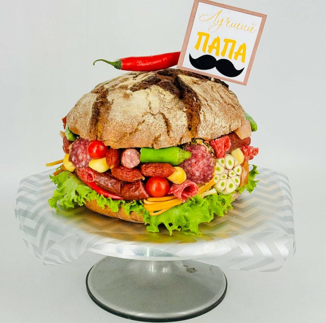 Большой букет бургер в коробке. Колбасный букет с закусками. Подарок для папы