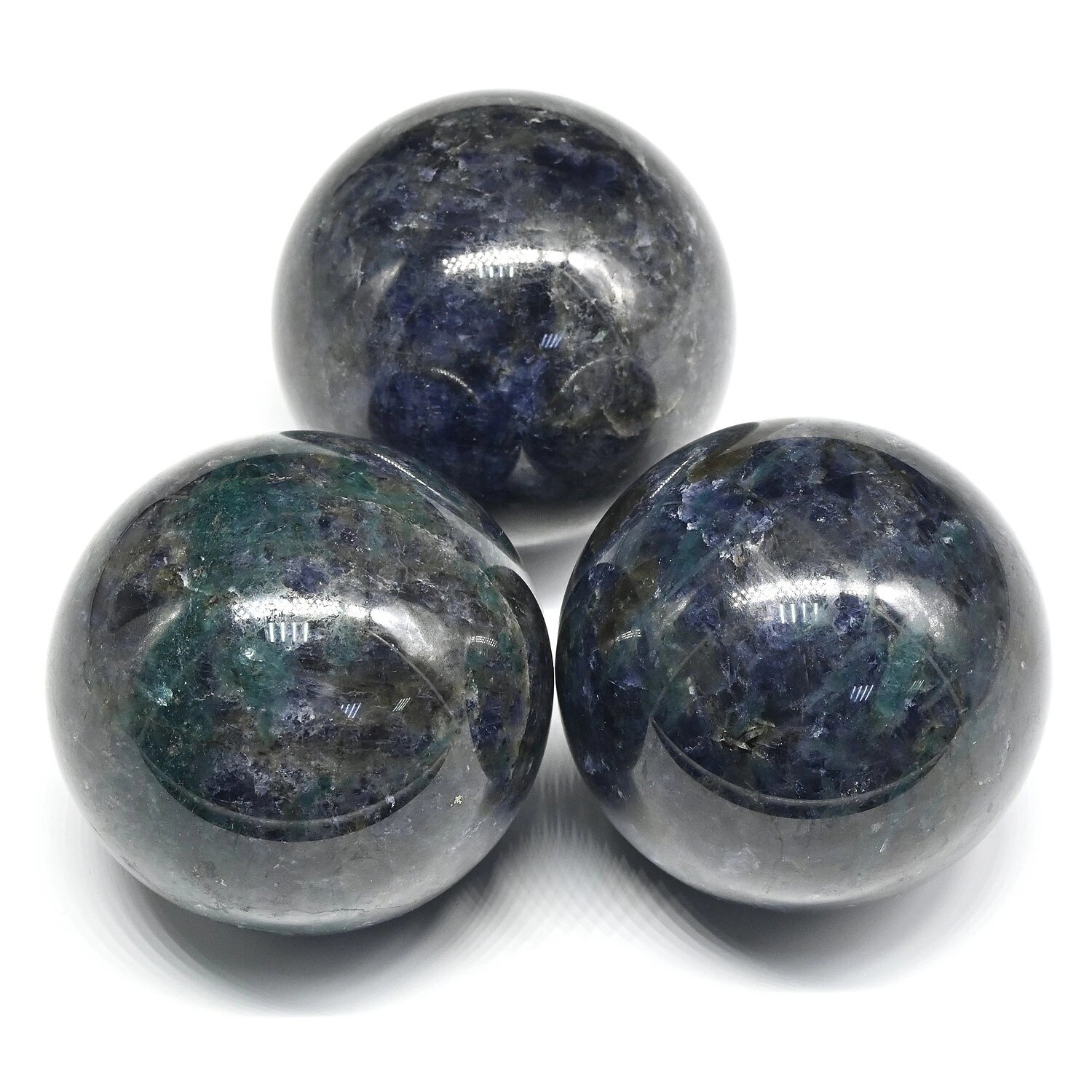 Шар из иолита (кордиерит) диаметр 59мм .