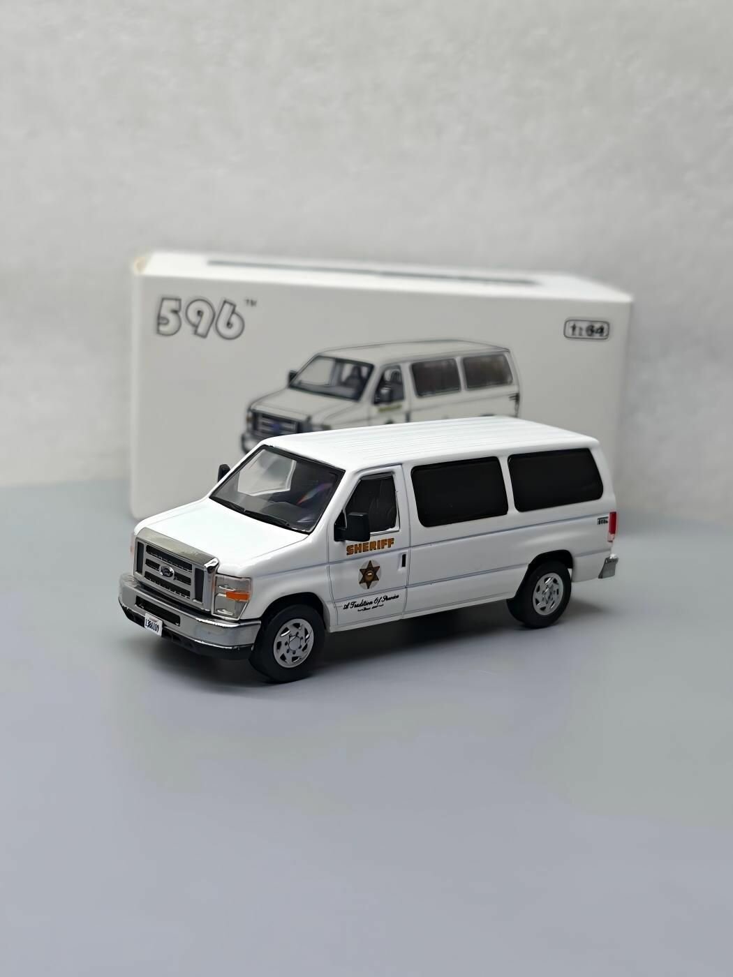 Машинка 596 1/64 Ford E-Series Vans Los Angeles Police Department White Die-cast Alloy Car Model Collection Toy Gift