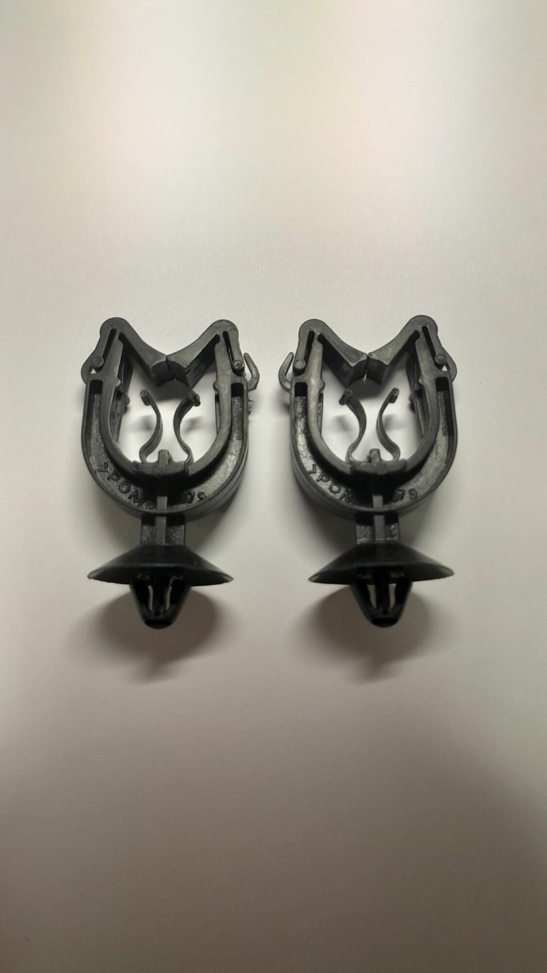 Фиксатор кронштейн троса ( комплект 2 шт. ) оригинал RENAULT OEM-номер 7703079779 для автомобилей RENAULT и LADA ( ВАЗ ) .