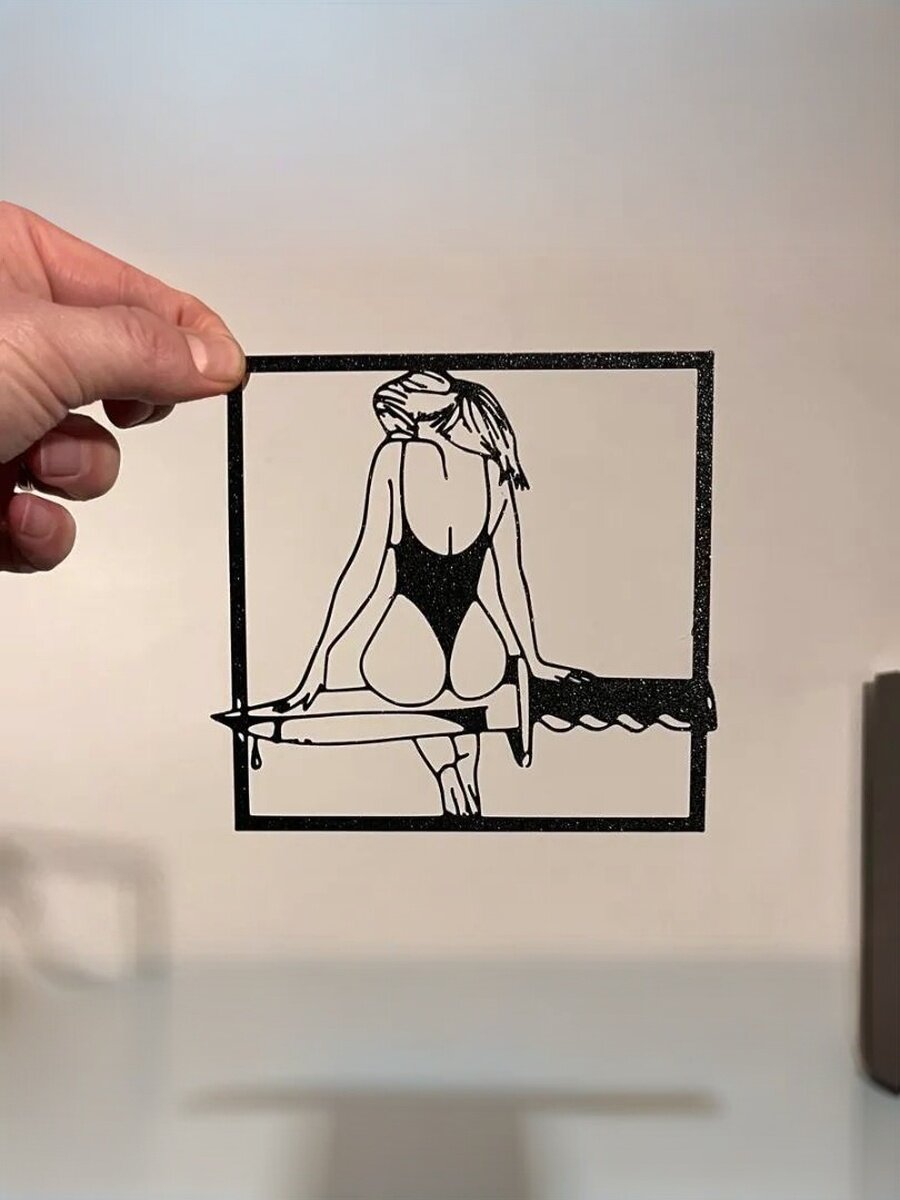 Декоративная интерьерная композиция с женским силуэтом, выполненная в минималистичном стиле. Подходит для оформления дома, студии или офиса.