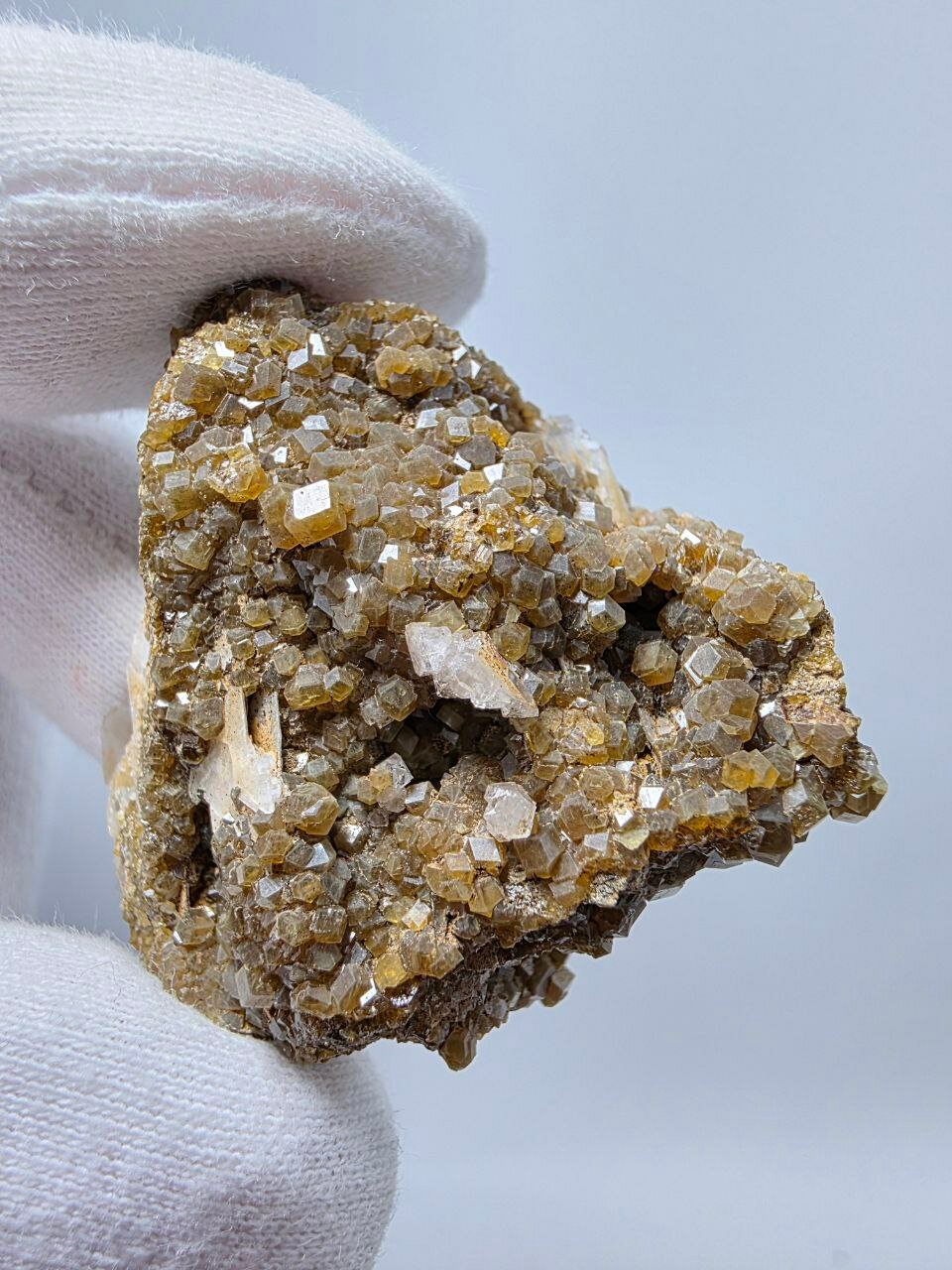 Гранат андрадит с кальцитом 43 мм, 41 г.