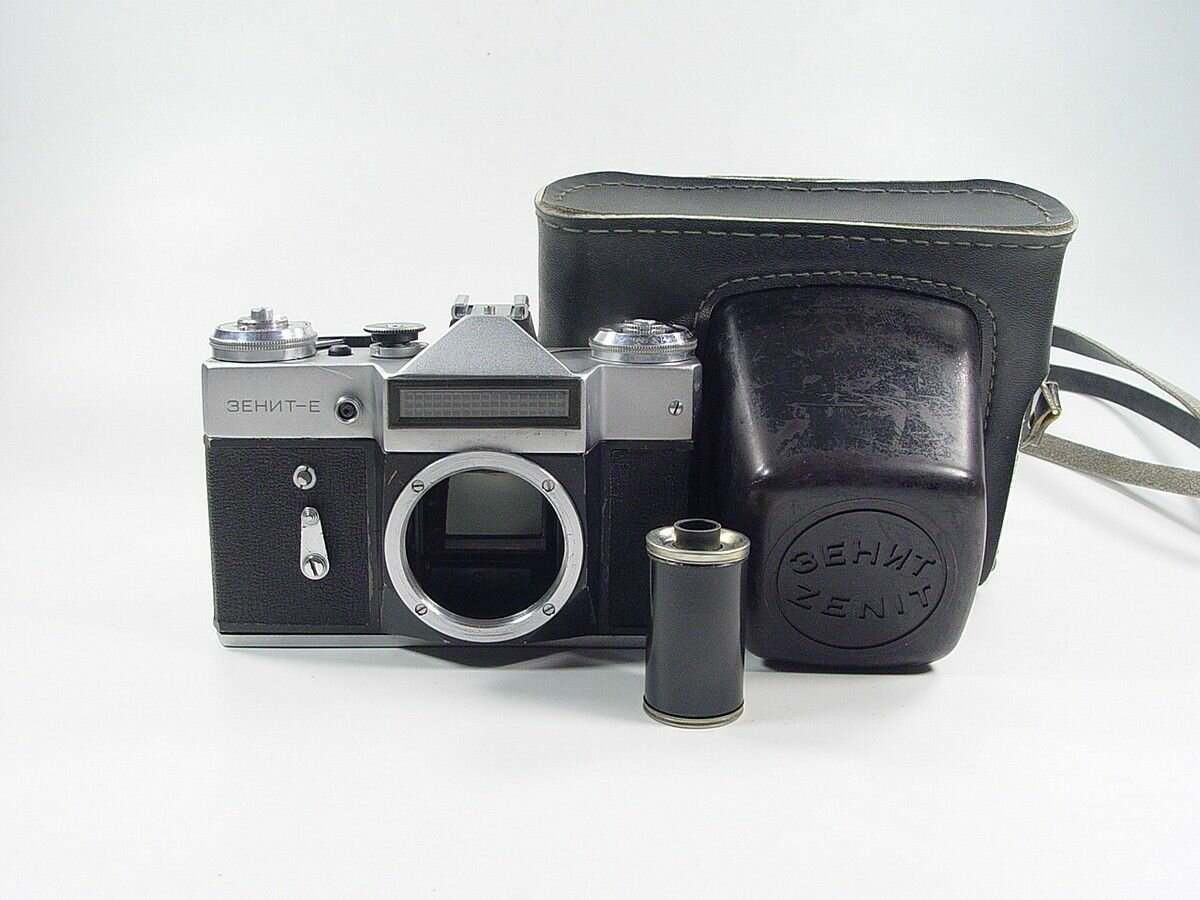Фотоаппарат советский старинный Зенит-Е. Хорошее состояние, СССР, 1983 г. Металл. Лот 2