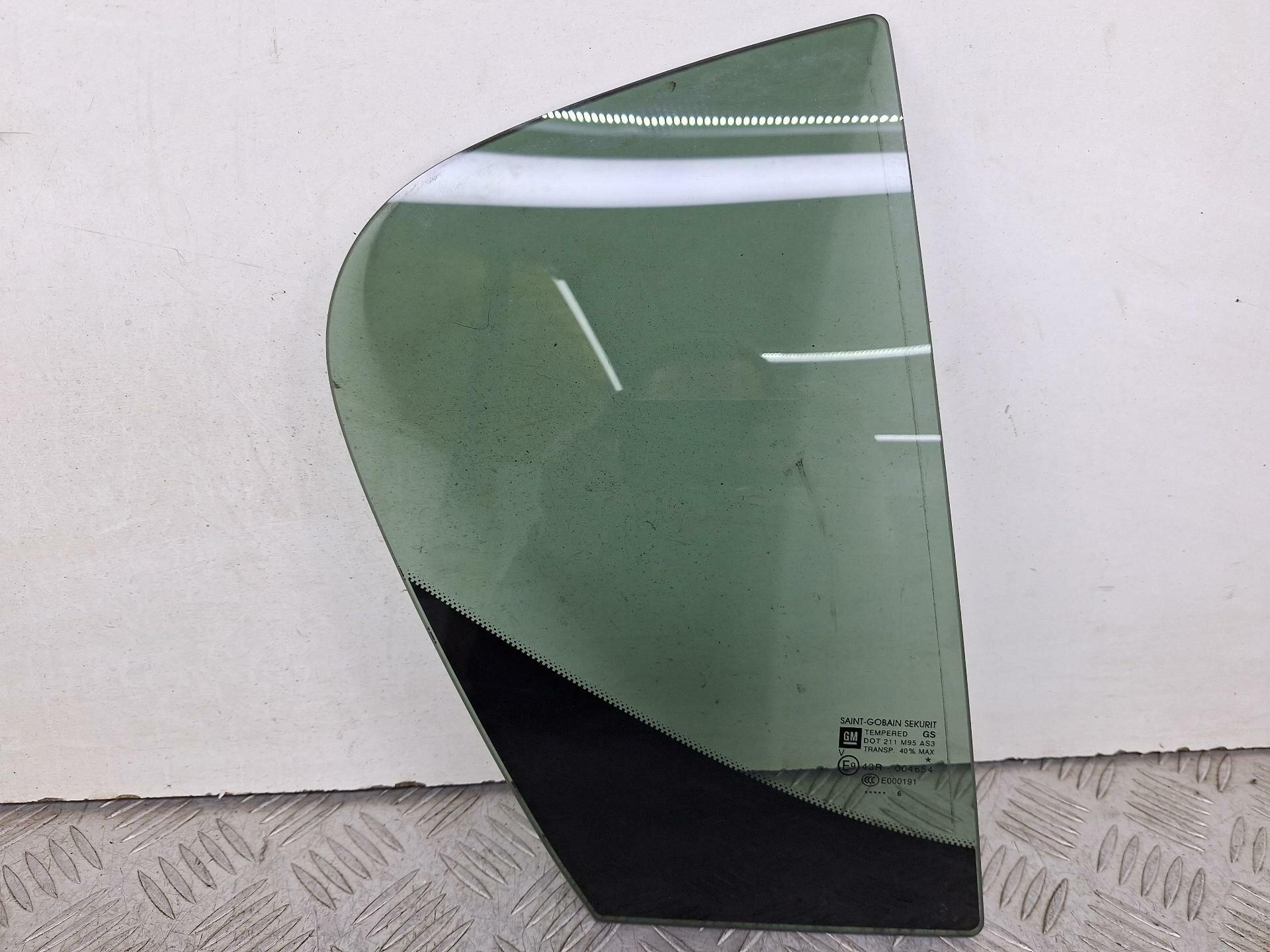 Форточка двери задней правой Opel Corsa E 2016