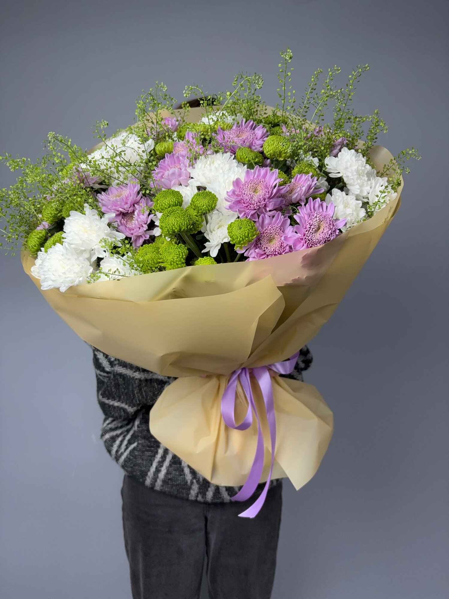 FRESH FLORA Садовая Свежесть: хризантемы кустовые с гринбелл – купить объемный букет с доставкой