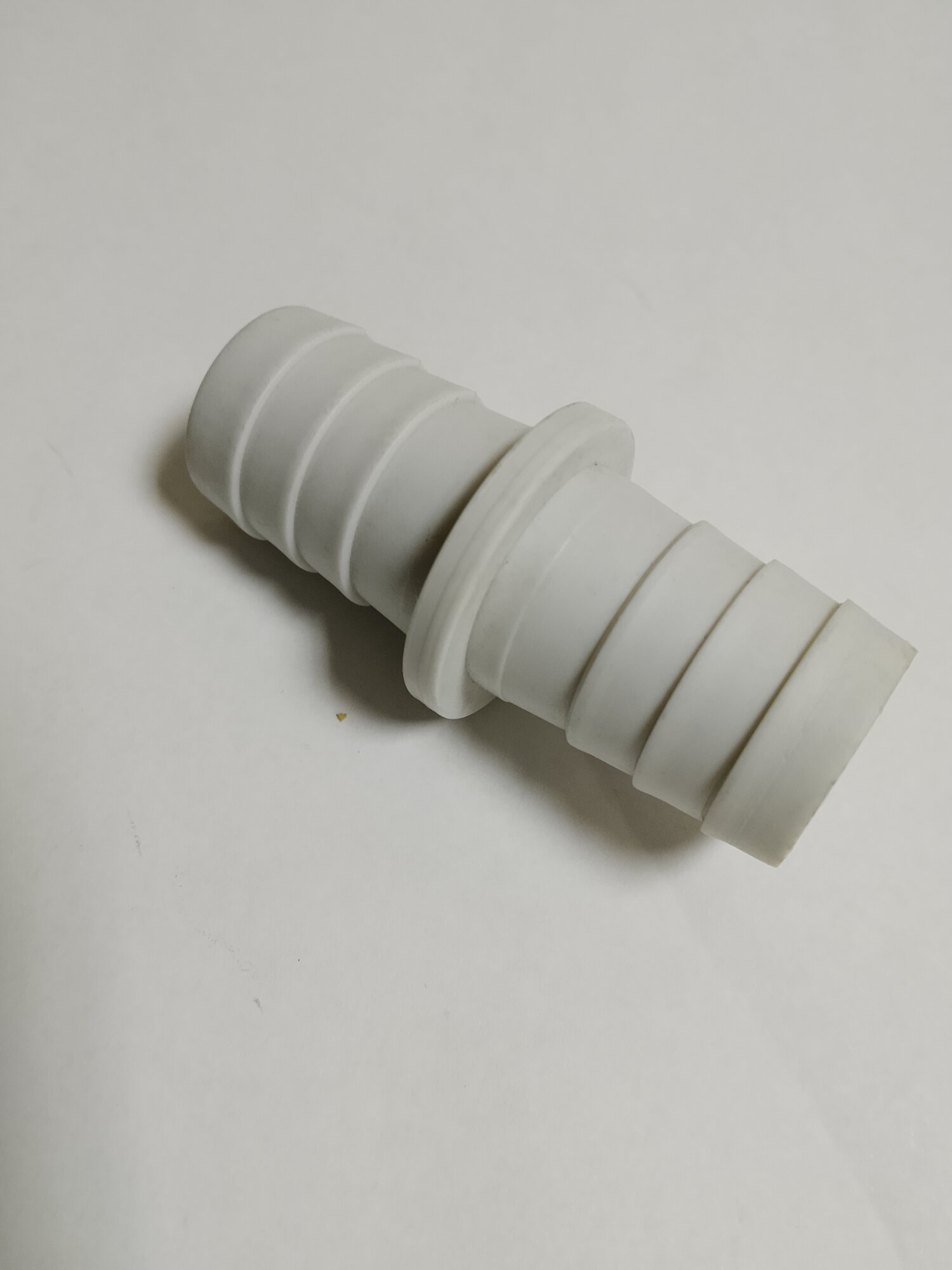 Соединитель-переходник 22х22, для поливочных шлангов, серый.