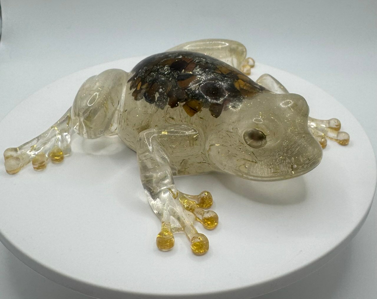 Статуэтка лягушки из эпоксидной смолы. Ручная работа