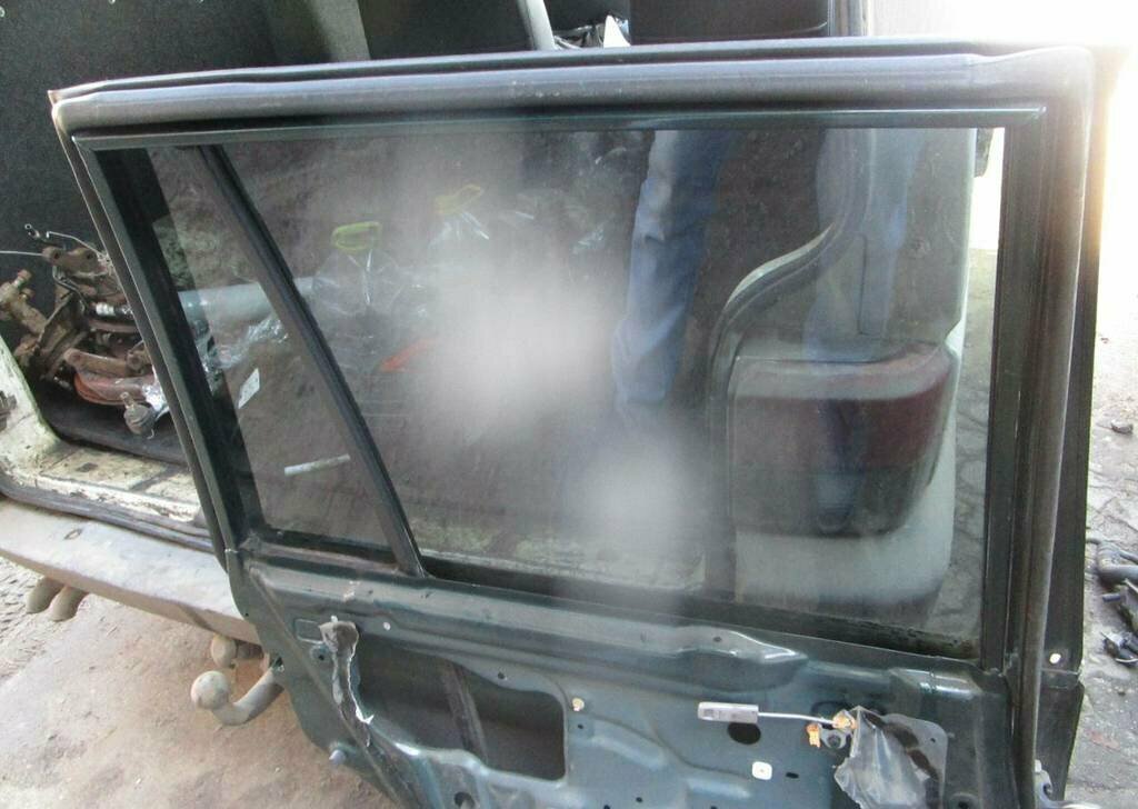 Стекло двери задней левой Mazda Demio рест. 2001 D20173510A