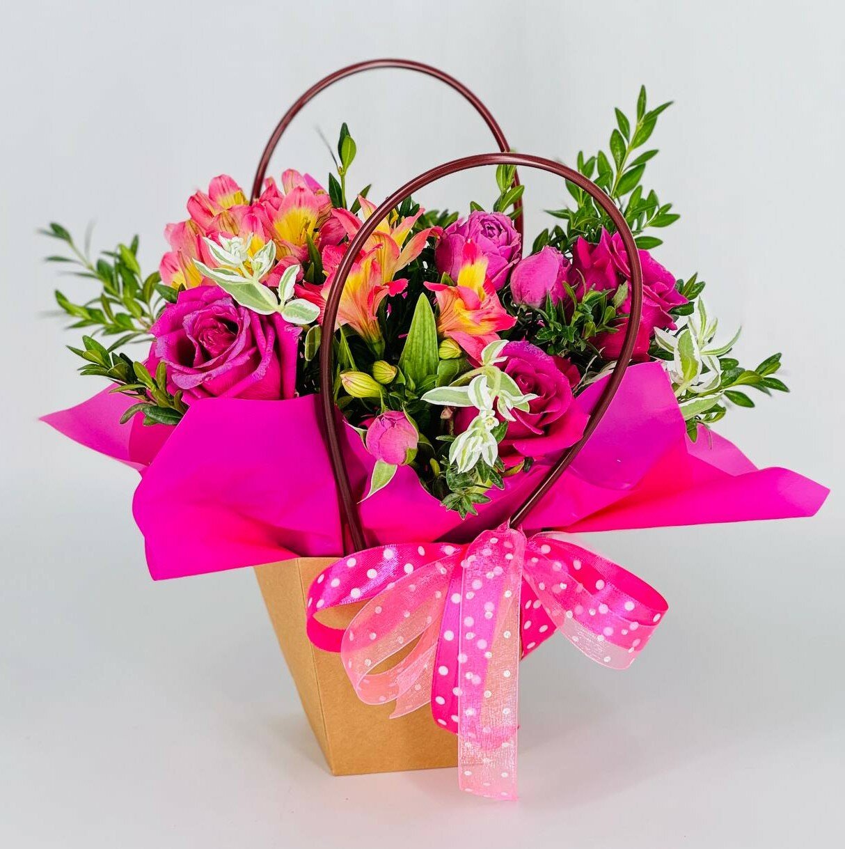 Элегантная сумочка с цветами. Цветы в сумке Роза, альстромерия, молочай