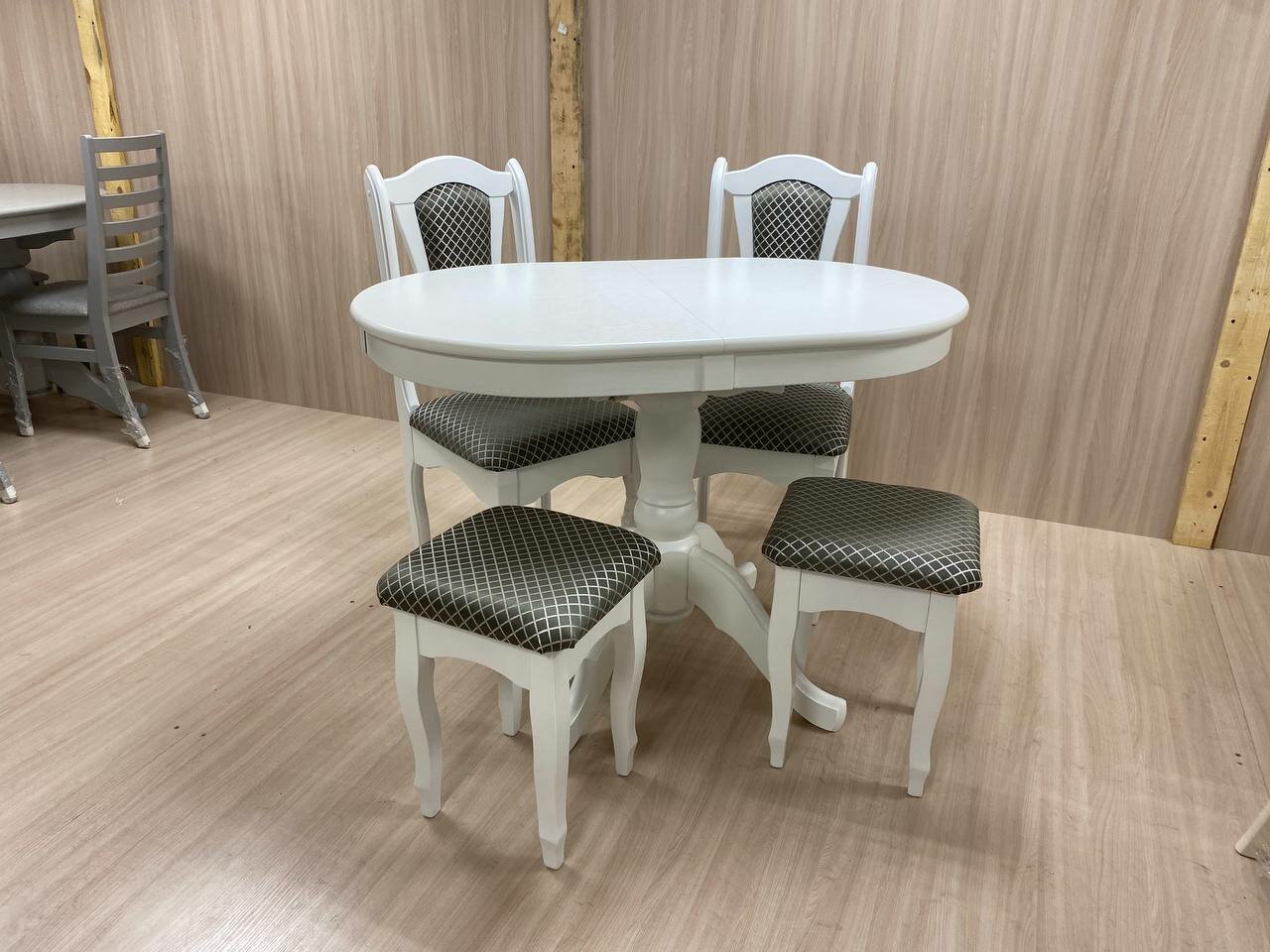 Стол овальный110*70(+35) и 2 стула + 2 табуретки в комплекте . стулья из массива березы . стол раскладной