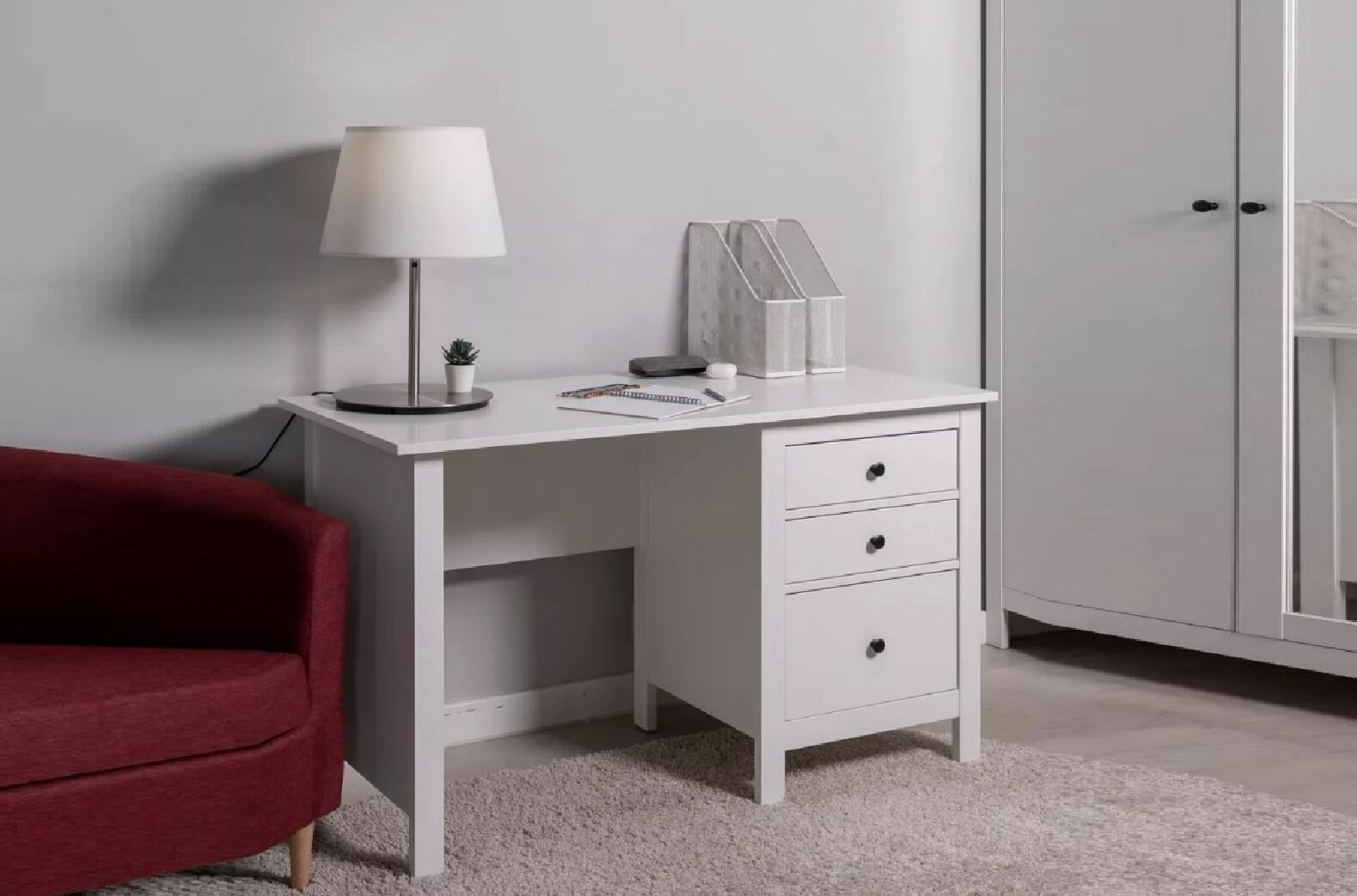 Стол письменный "сага", три ящика от фабрики Белоруссии. Идеальное соотношение цены и качества! Дизайн от Икеа