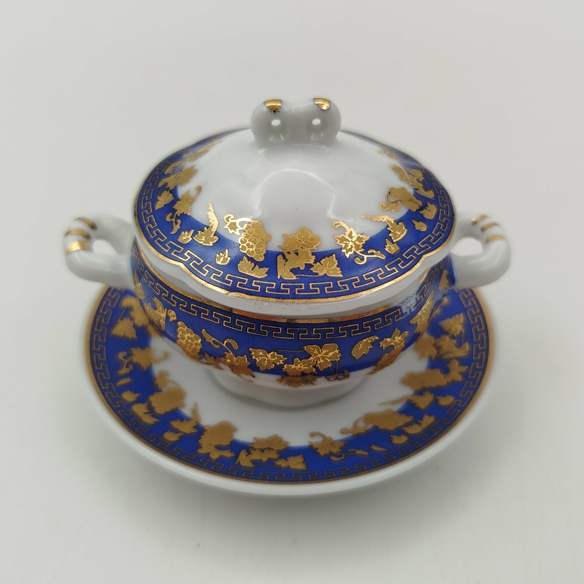 Солонка в виде супницы (миниатюрная) с изображением винограда на синем канте