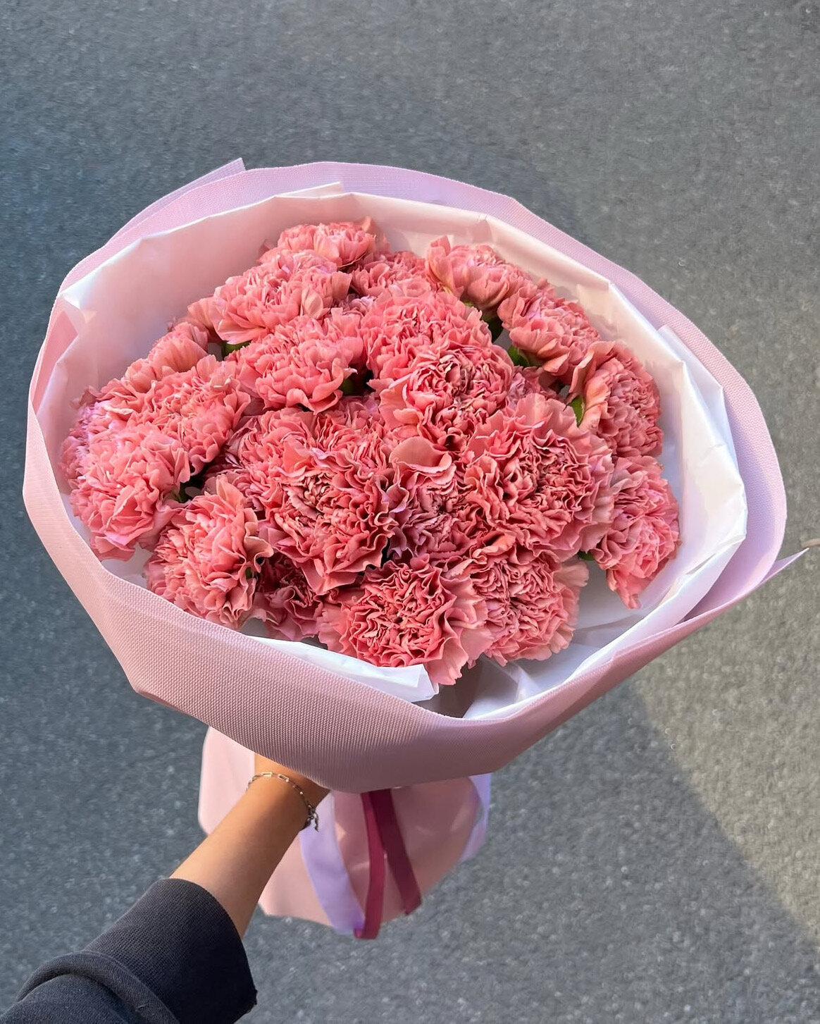 Букет из розовых гвоздик в декоративной упаковке для подарка, 15 шт