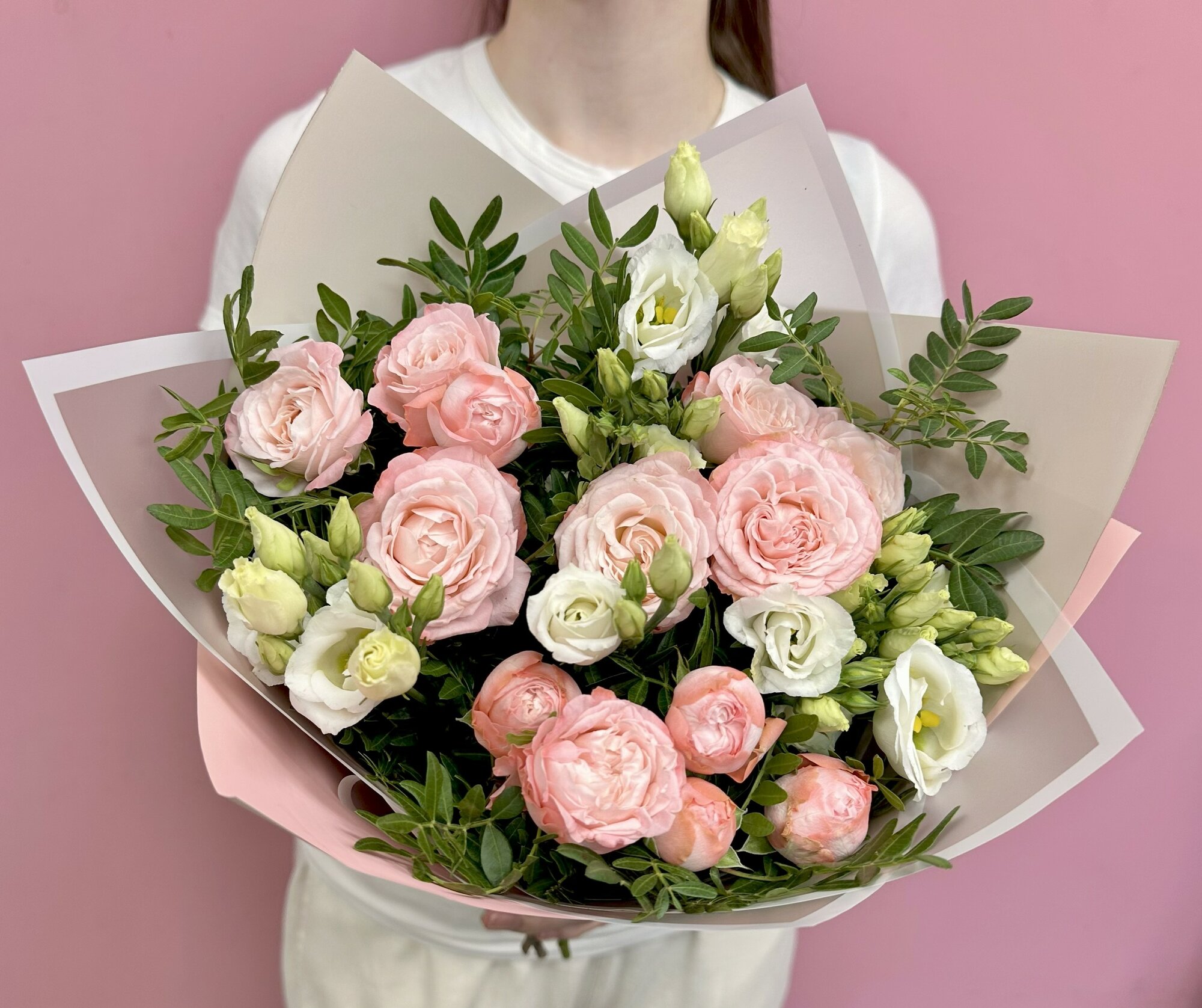 Букет из кустовой пионовидной розы, эустомы и зелени фисташки от Bestflo купить с доставкой