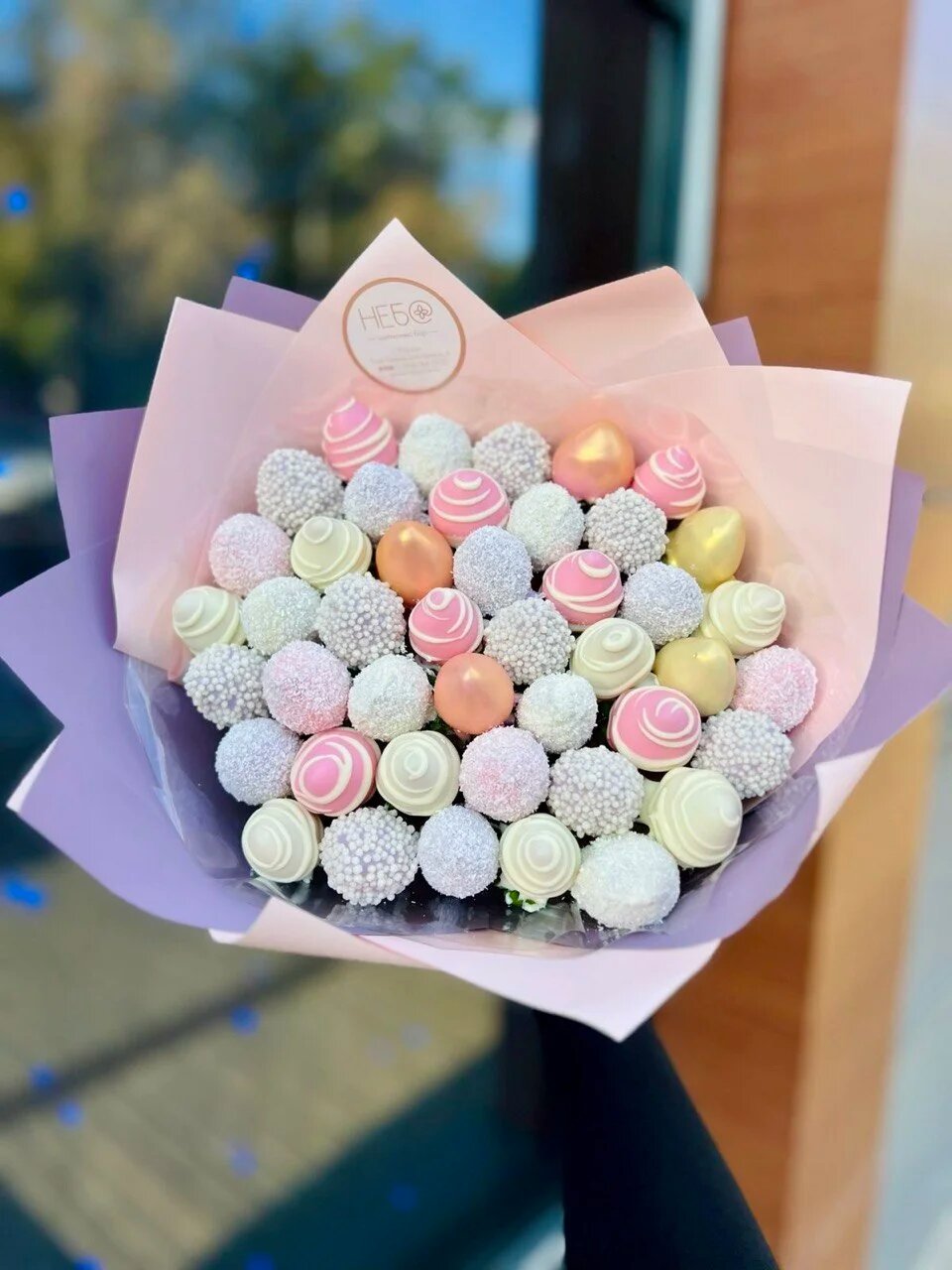 Букет с клубникой в белом, розовом и фиолетовом шоколаде, кокос, белый воздушный рис, 700 г, Shine 3, роз и фио