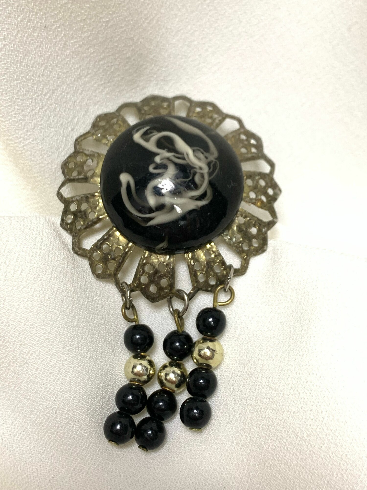 Винтажная брошь с подвесками