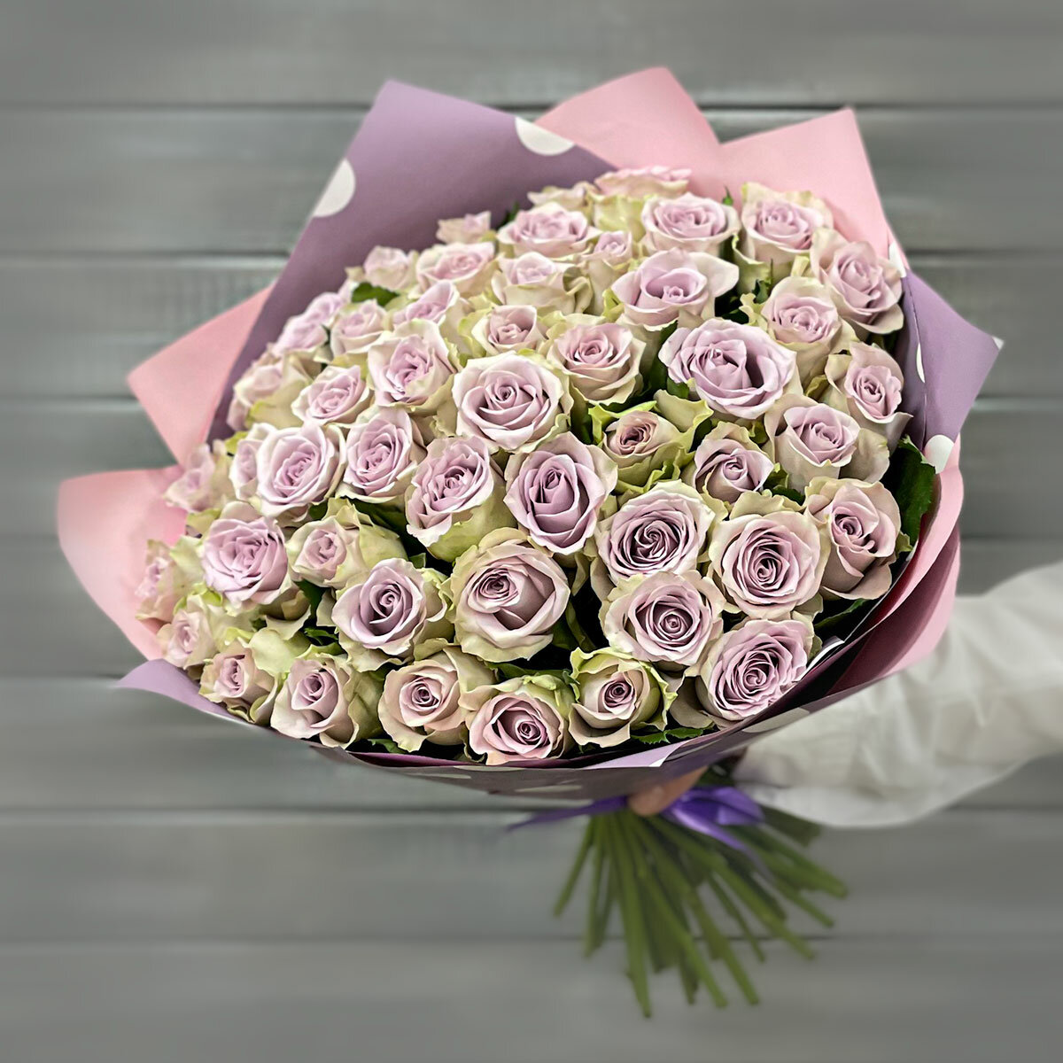 Монобукет "Букет Маркет", сиреневые Кенийские розы, 65 шт, упаковка 40 см