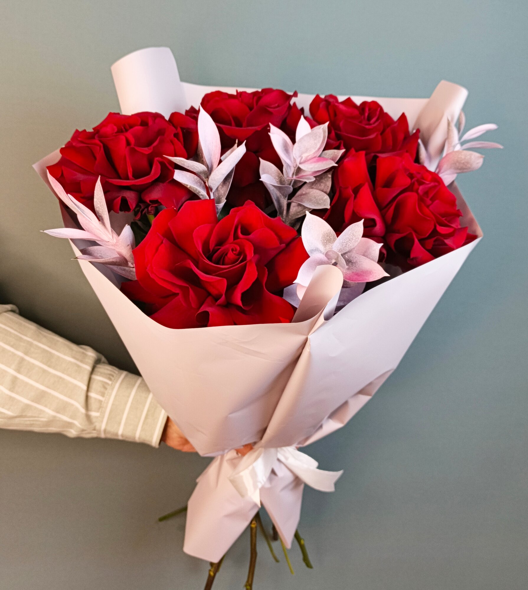 Букет цветов "Франция красная", роза французская 5, рускус заснеженный, диаметр 40 см, высота 60 см