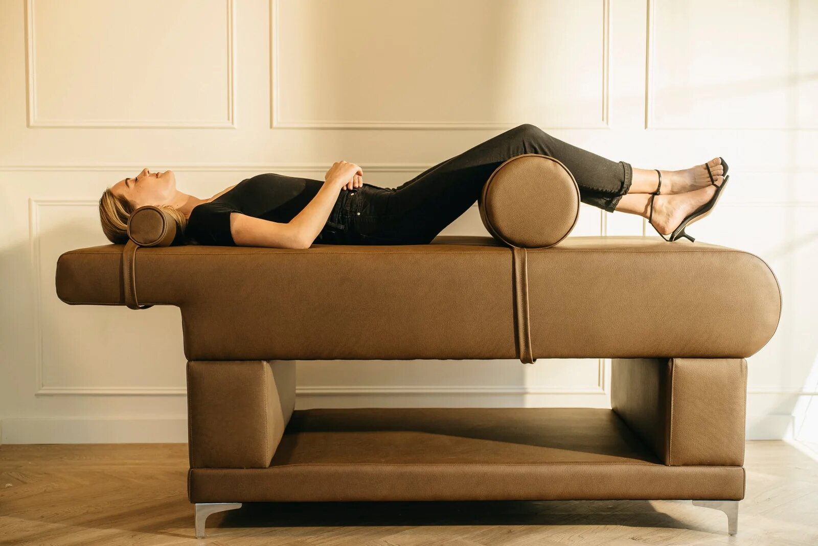 Кушетка массажиста, косметолога, любых спа-процедур, цвет "Tabacco", сверхкомфортная, анатомичная. С выбором оттенка