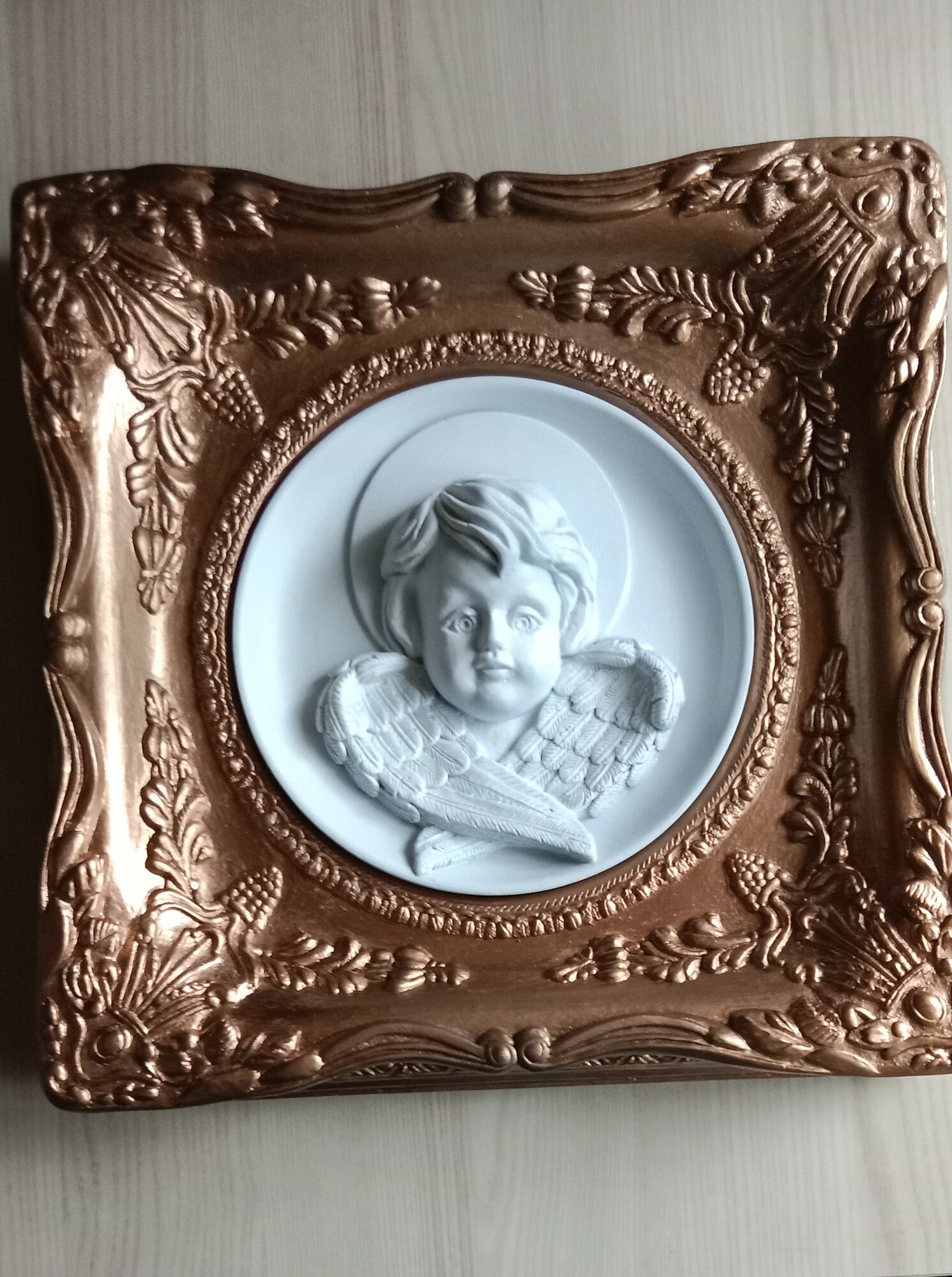 Декоративная тарелка-барельеф Херувим в бронзовой раме
