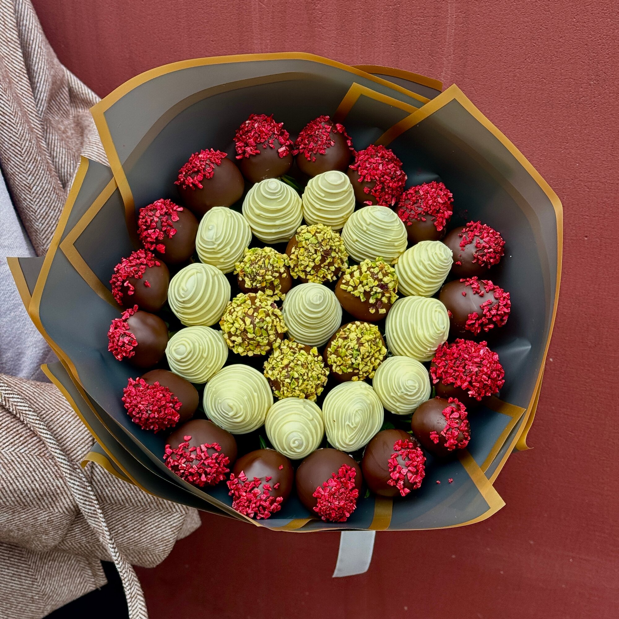 Букет из клубники в бельгийском шоколаде «Белые ночи» (36 ягод)