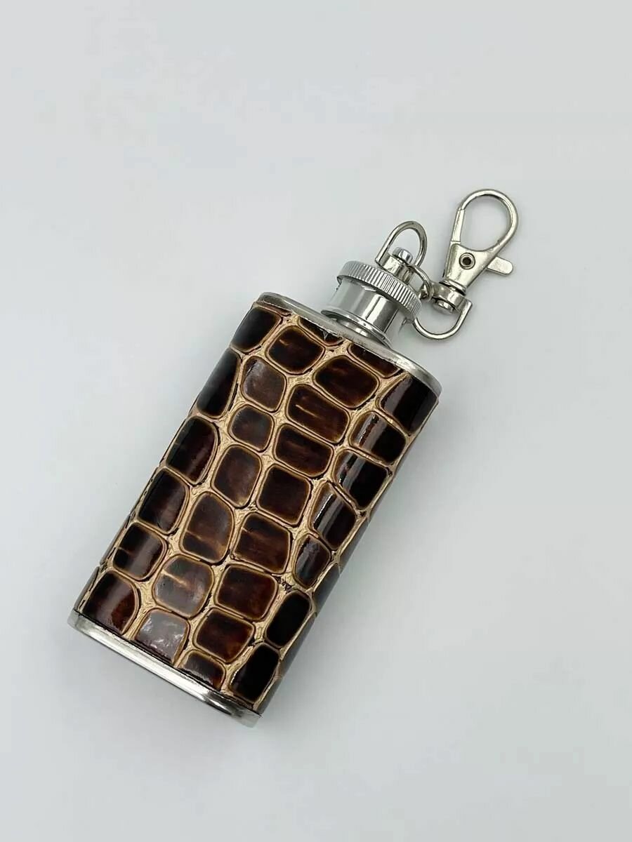 Фляжка-брелок 60мл 2oz металл, плоская для алкоголя воды, армейская походная, нержавеющая сталь, подарок мужчине на новый год. Кожзам