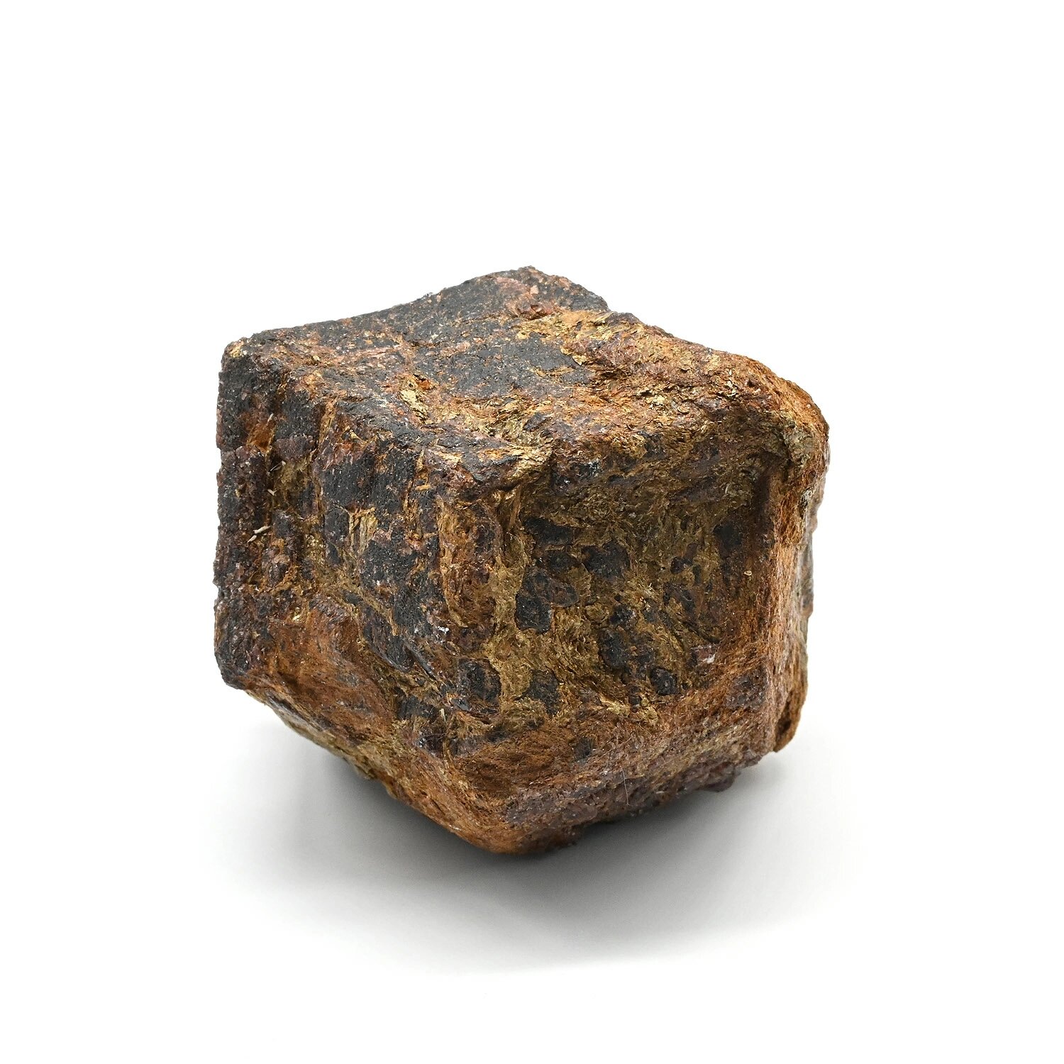 Камень гранат "Альмандин" 59*55*50мм, 342г. .