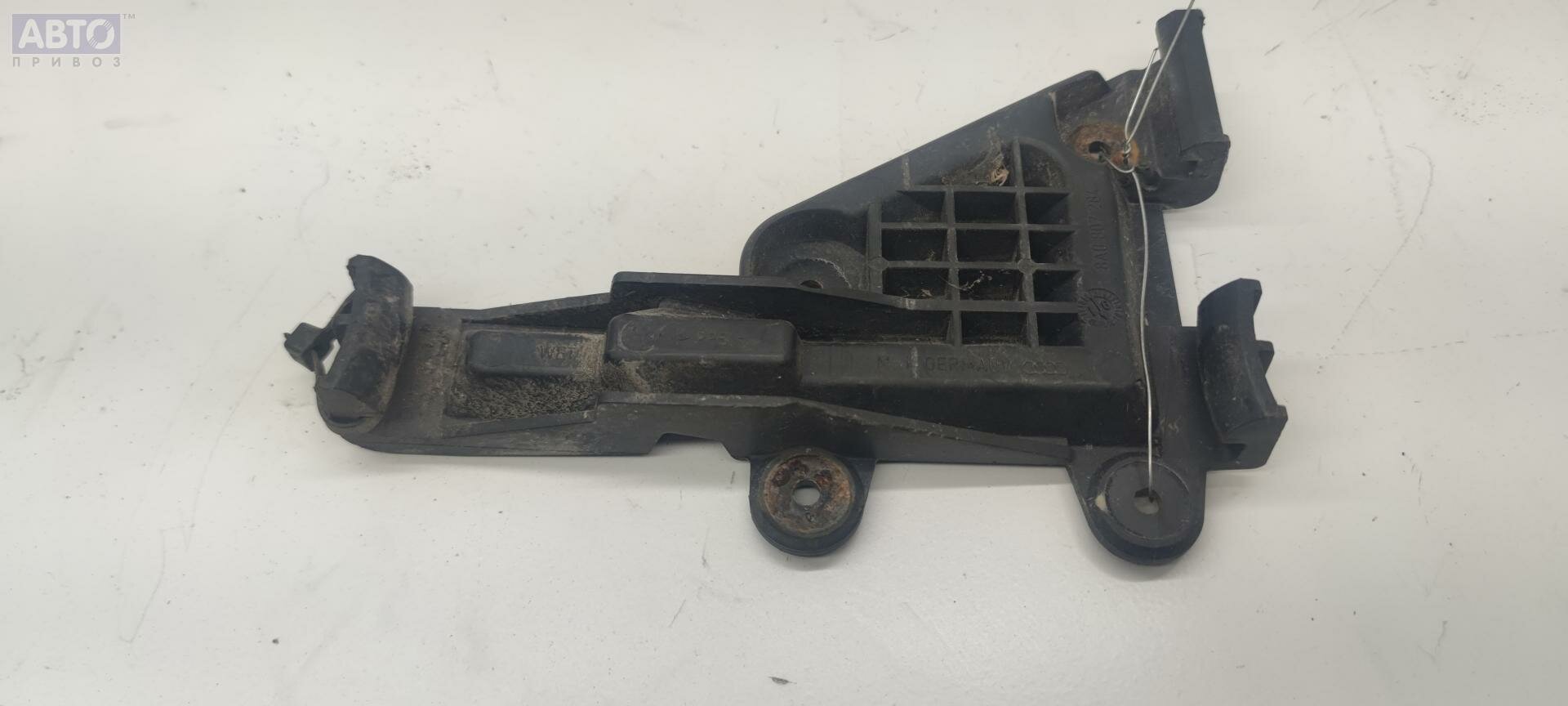 Кронштейн бампера переднего Audi 80 B4 (1991-1996)