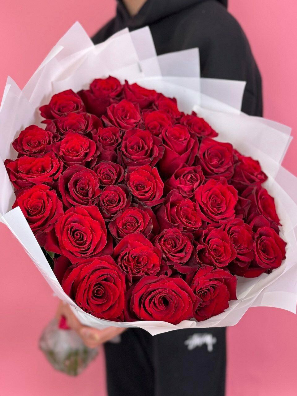 Монобукет из красных эквадорских длинных роз Эксплорер с экспресс доставкой